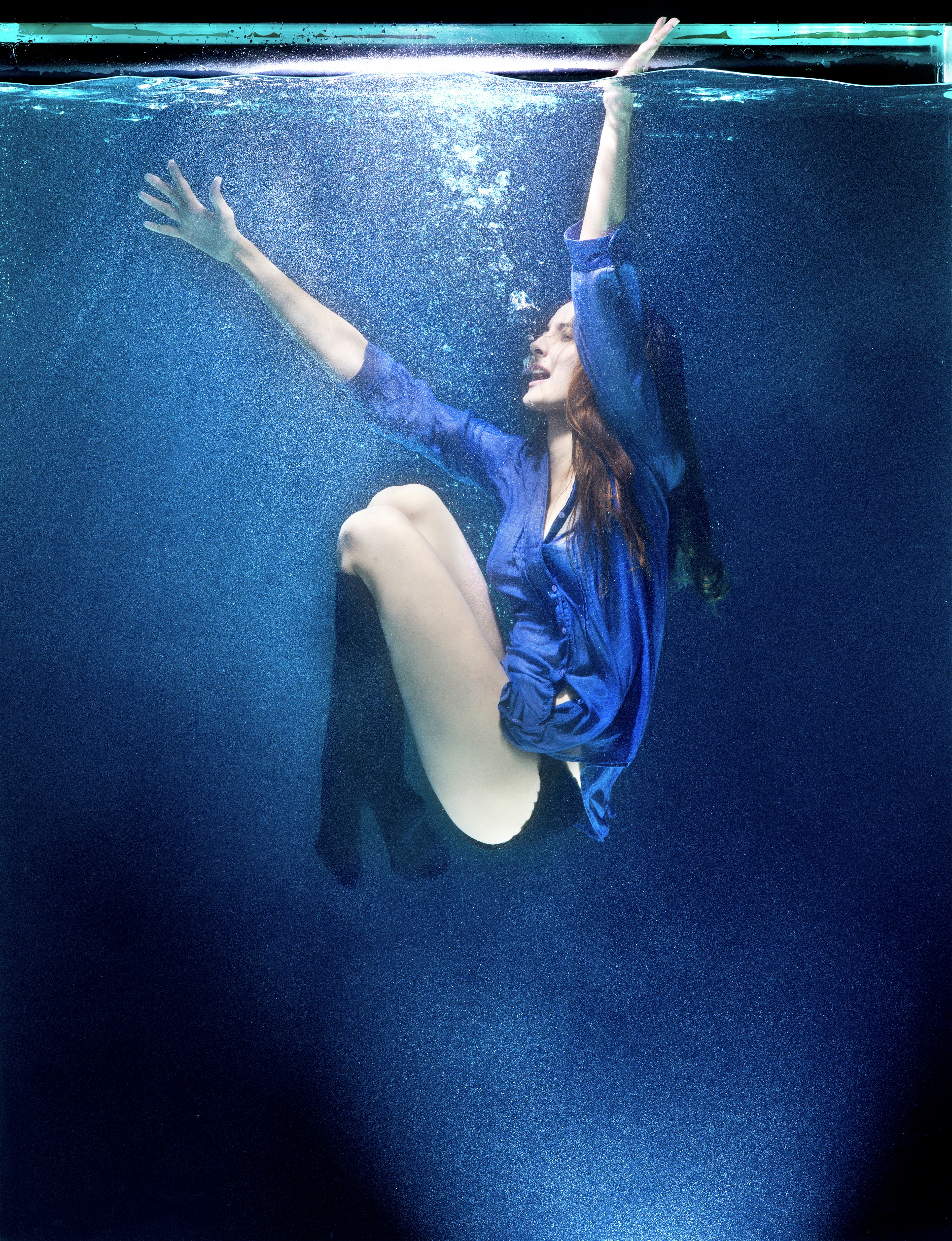 Freefall in Blue: A Submerged Pose Inside a Glassy World