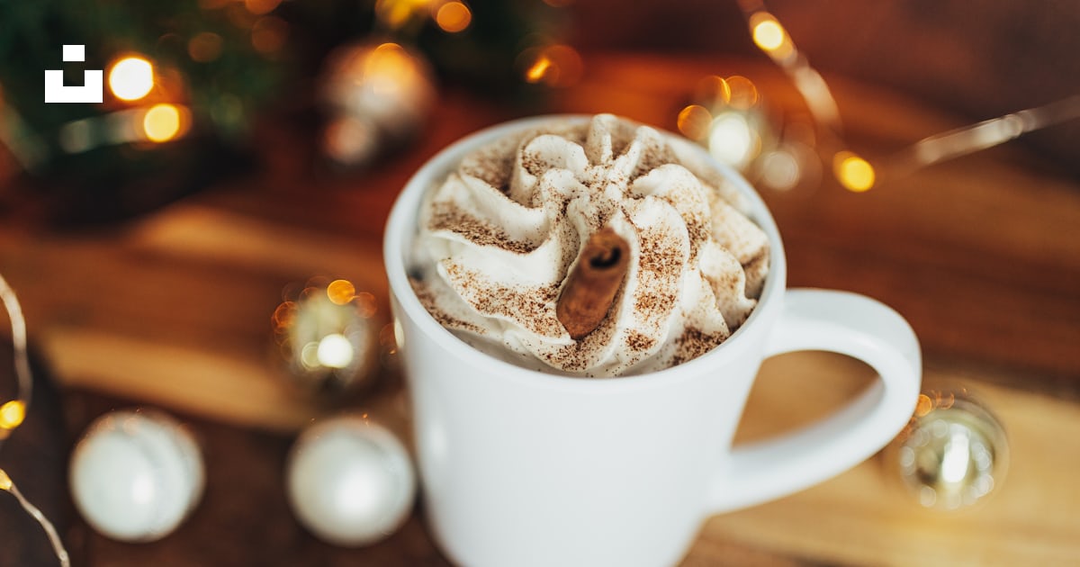 Tasse En Céramique Blanche Avec Liquide Blanc Et Brun à Lintérieur