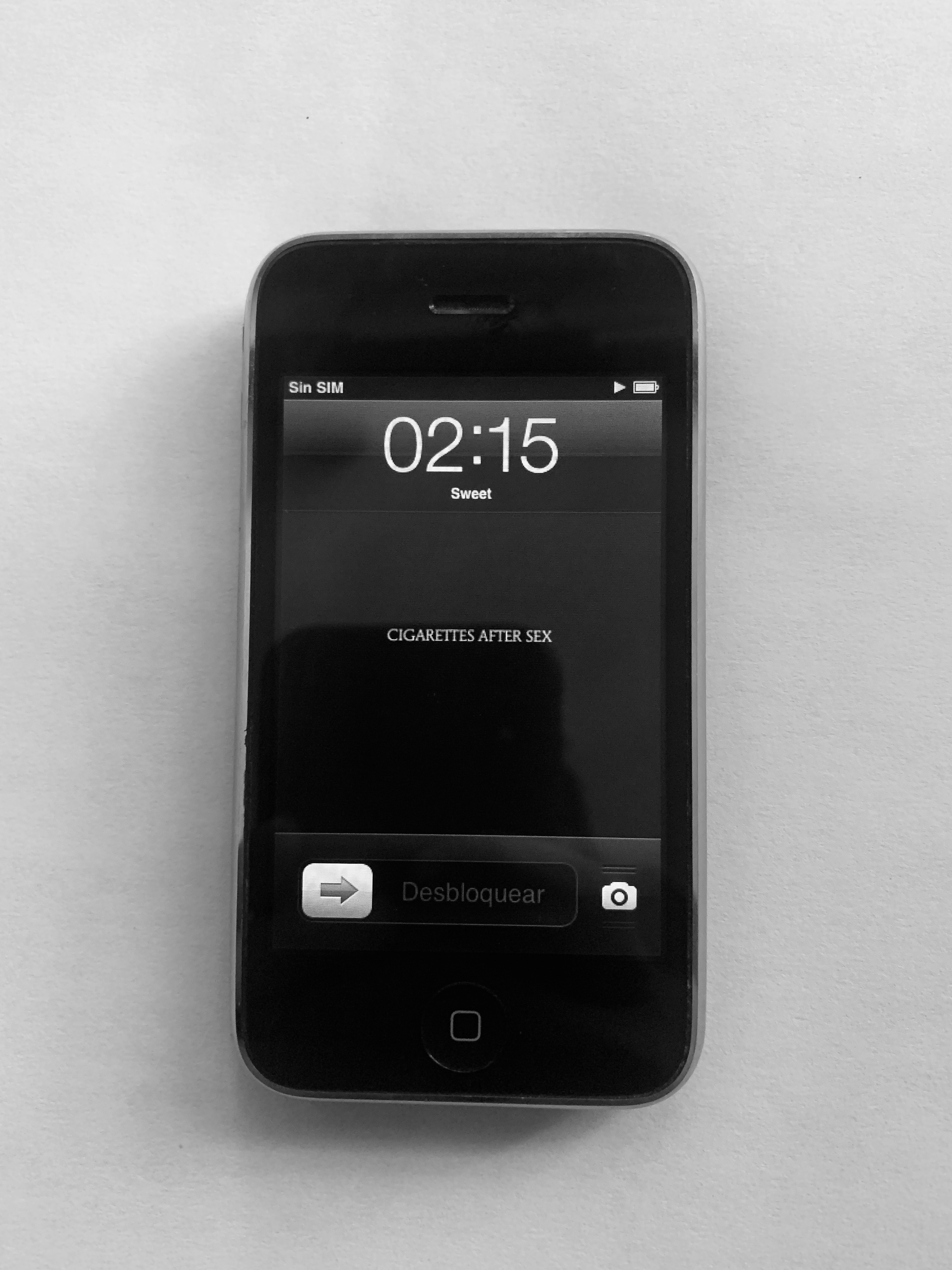Black iphone 4 on white surface photo – Free Black Image on Unsplash