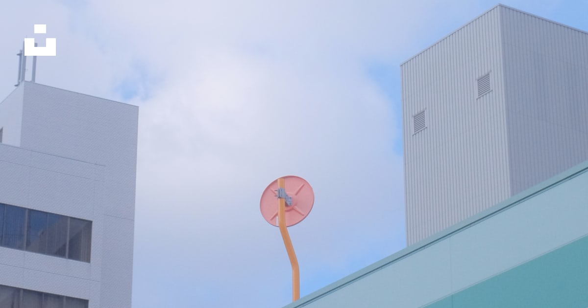 낮에는 흰 구름 아래 흰색과 파란색 콘크리트 건물 사진 Unsplash의 무료 건물 이미지