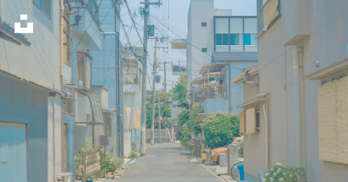 낮 동안 건물 사이의 회색 콘크리트 도로 사진 Unsplash의 무료 일본 이미지