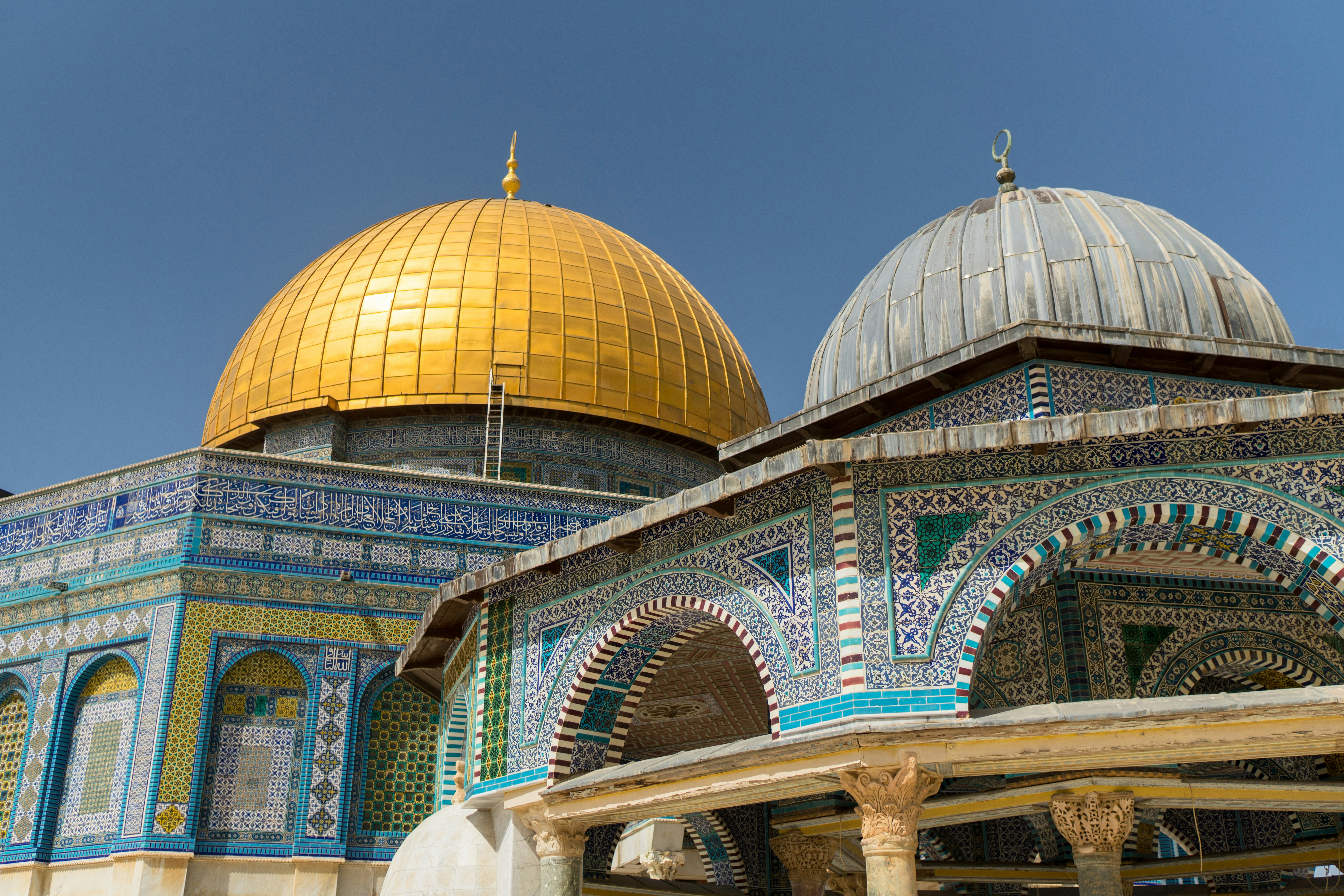 Foto Bangunan kubah hijau dan putih di bawah langit biru di siang hari ...