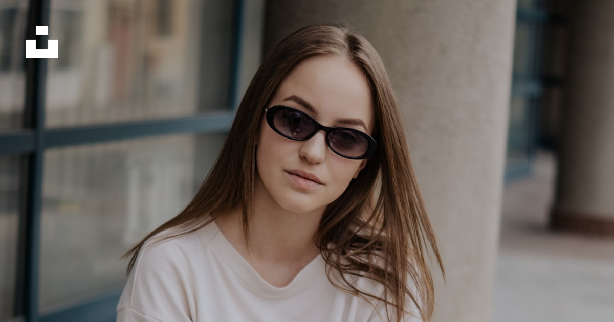 Foto Mujer Con Camiseta Blanca Con Cuello Redondo Y Pantalón Negro
