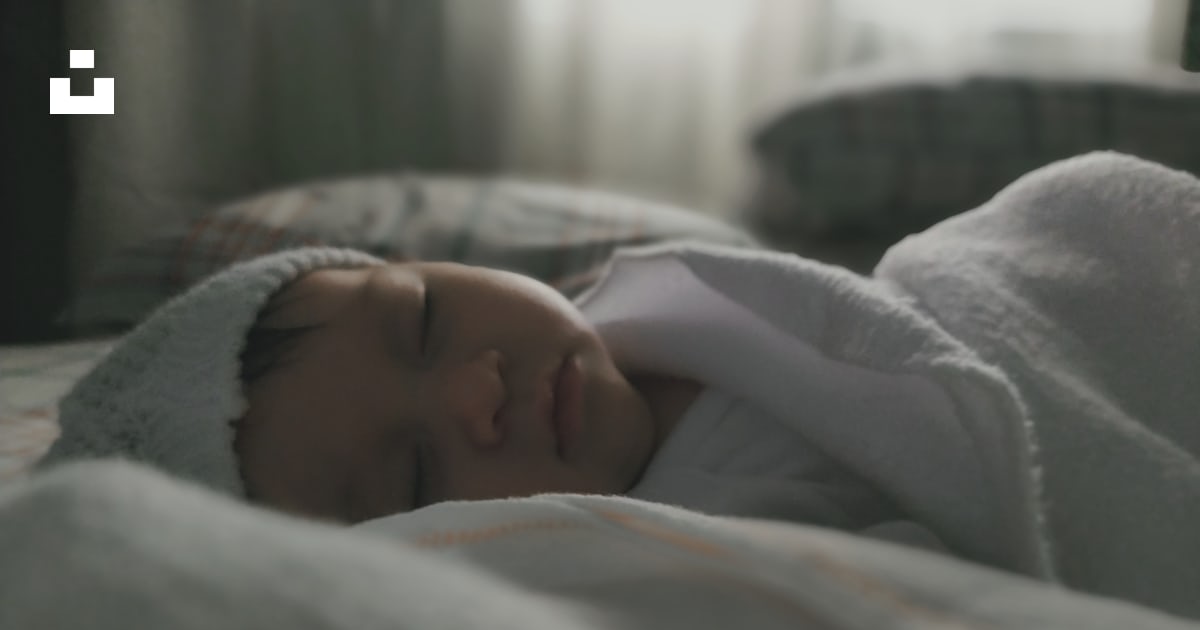 하얀 담요를 입은 여자가 침대에 누워 있다 사진 Unsplash의 무료 회색 이미지