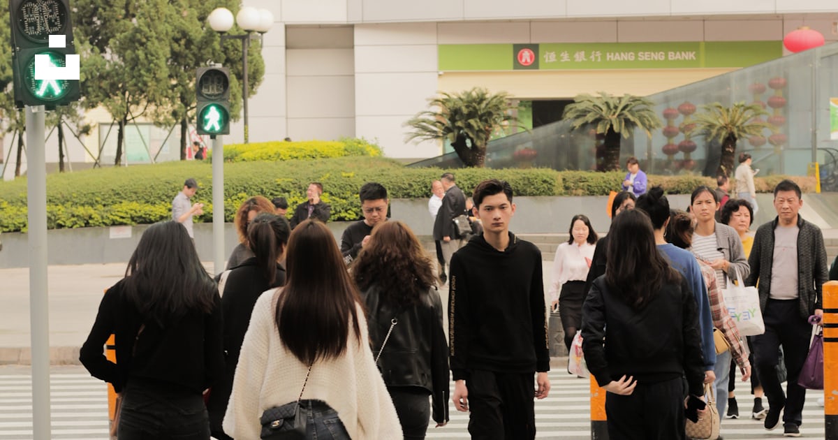 검은 코트를 입은 여자가 보행자 차선을 걷고 있다 사진 Unsplash의 무료 가로등 이미지