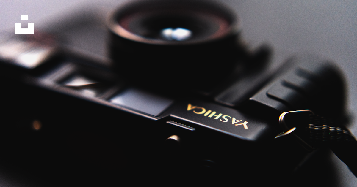 Schwarzes Nikon-Kameraobjektiv auf schwarzer Oberfläche Foto ... Schwarzes Nikon-Kameraobjektiv auf schwarzer Oberfläche Foto ...