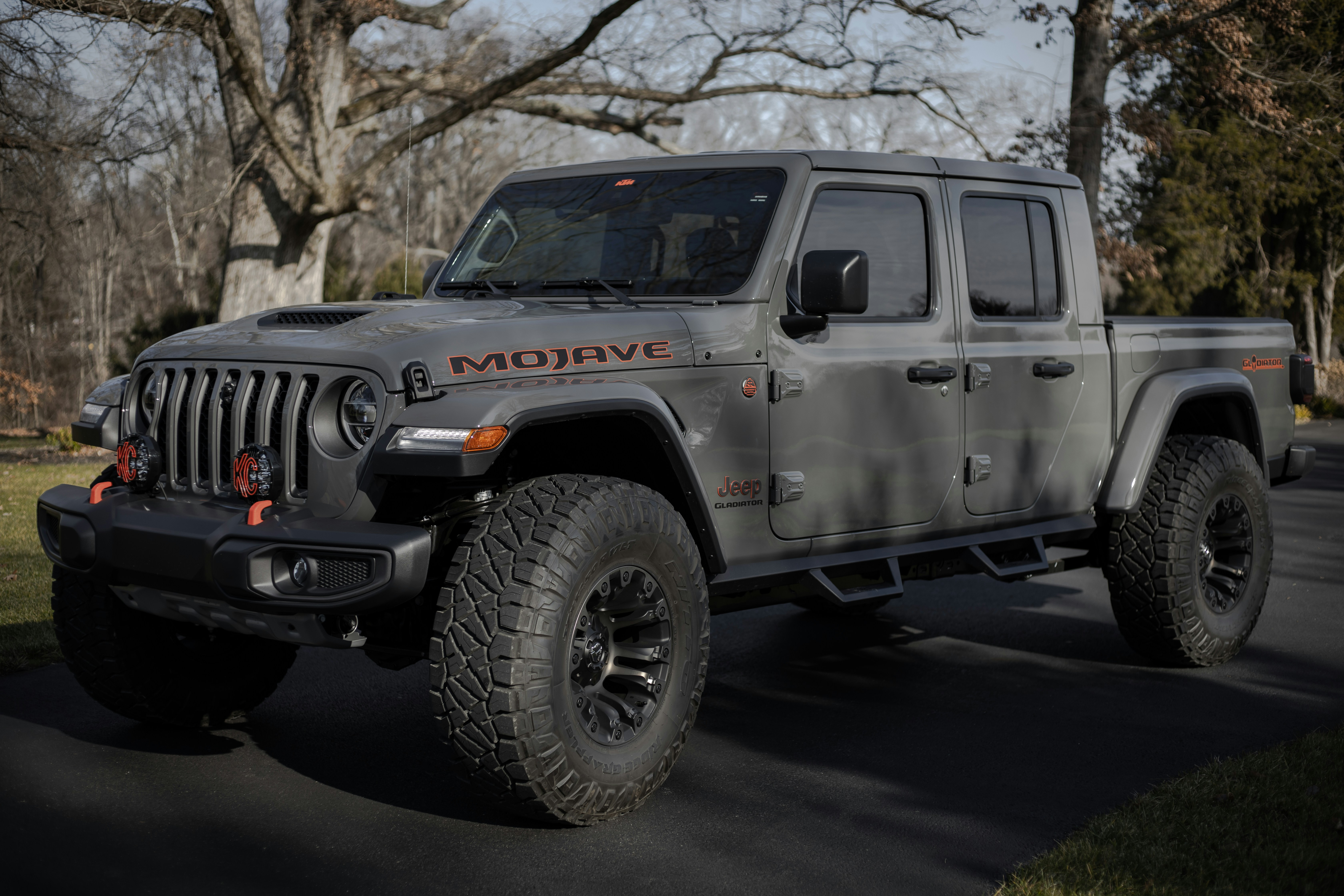 Foto Jeep Wrangler gris en la carretera durante el día – Imagen ...