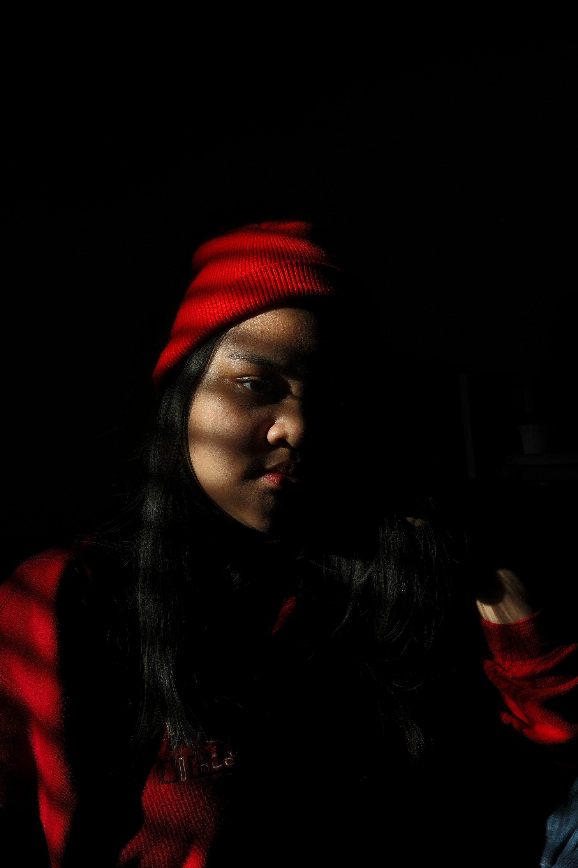 Woman in red knit cap photo – Free Black Image on Unsplash