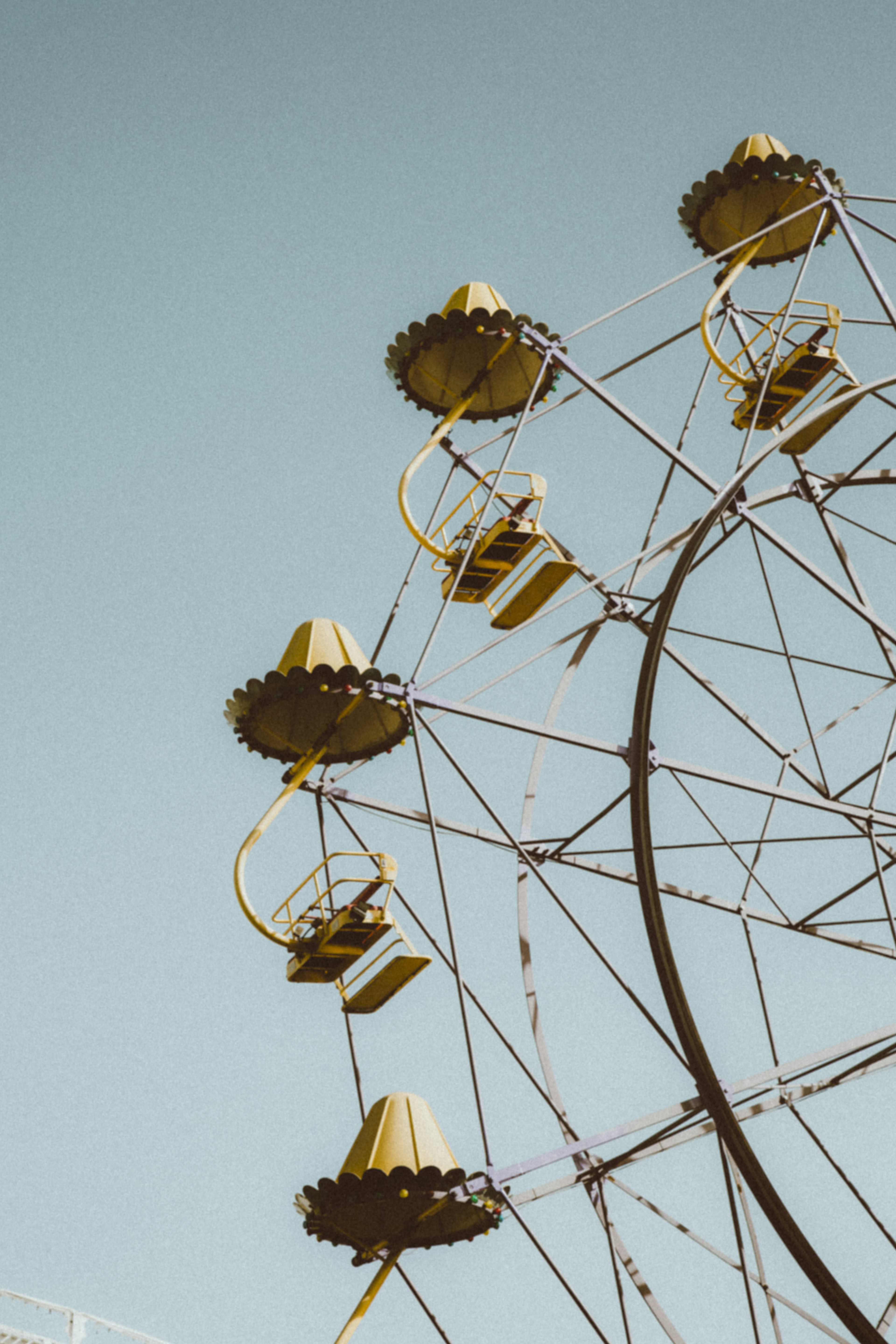 Grande roue blanche et marron sous ciel bleu pendant la journée photo ...