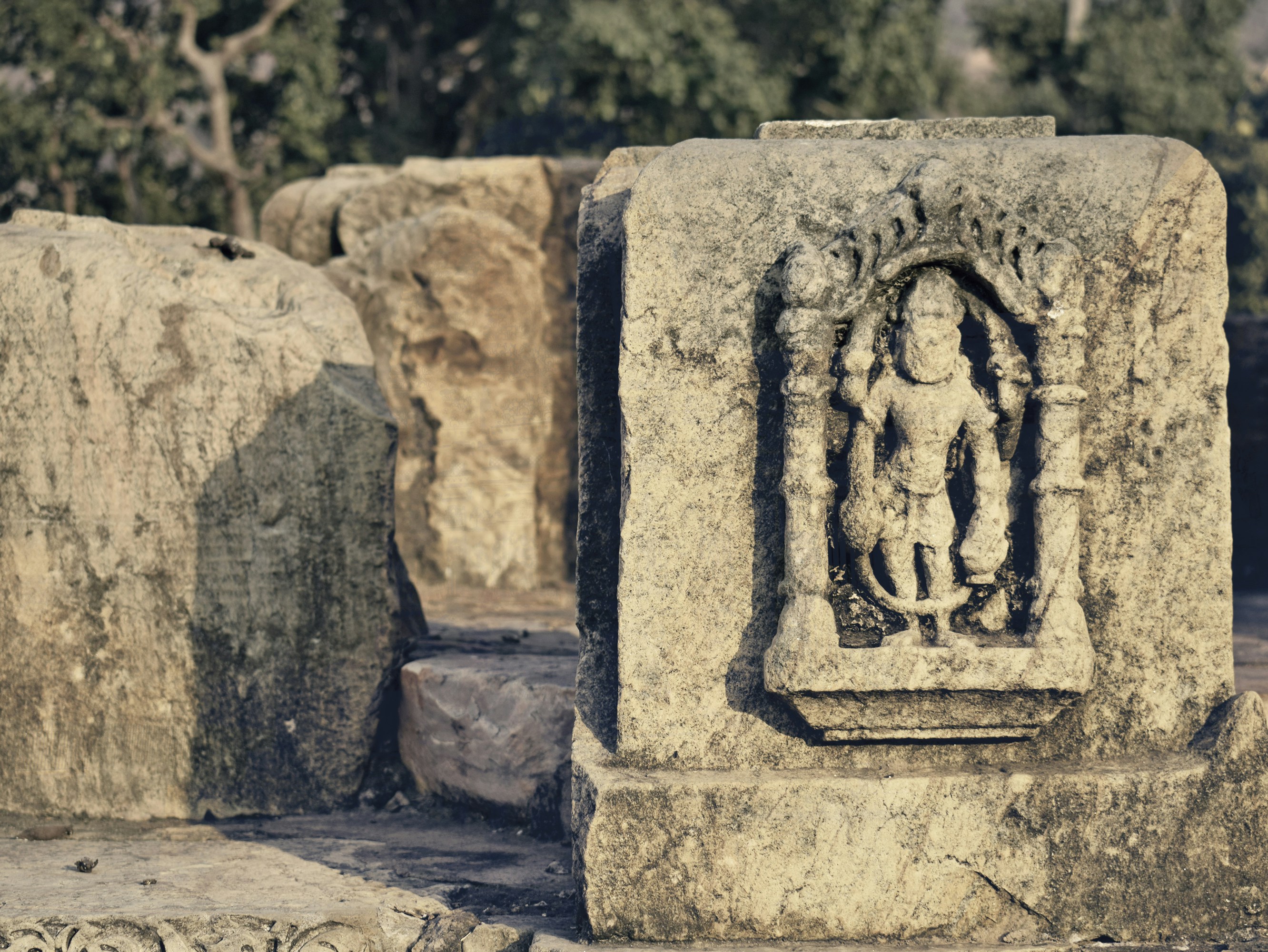 Grey concrete tomb stone with cross photo – Free Brown Image on Unsplash