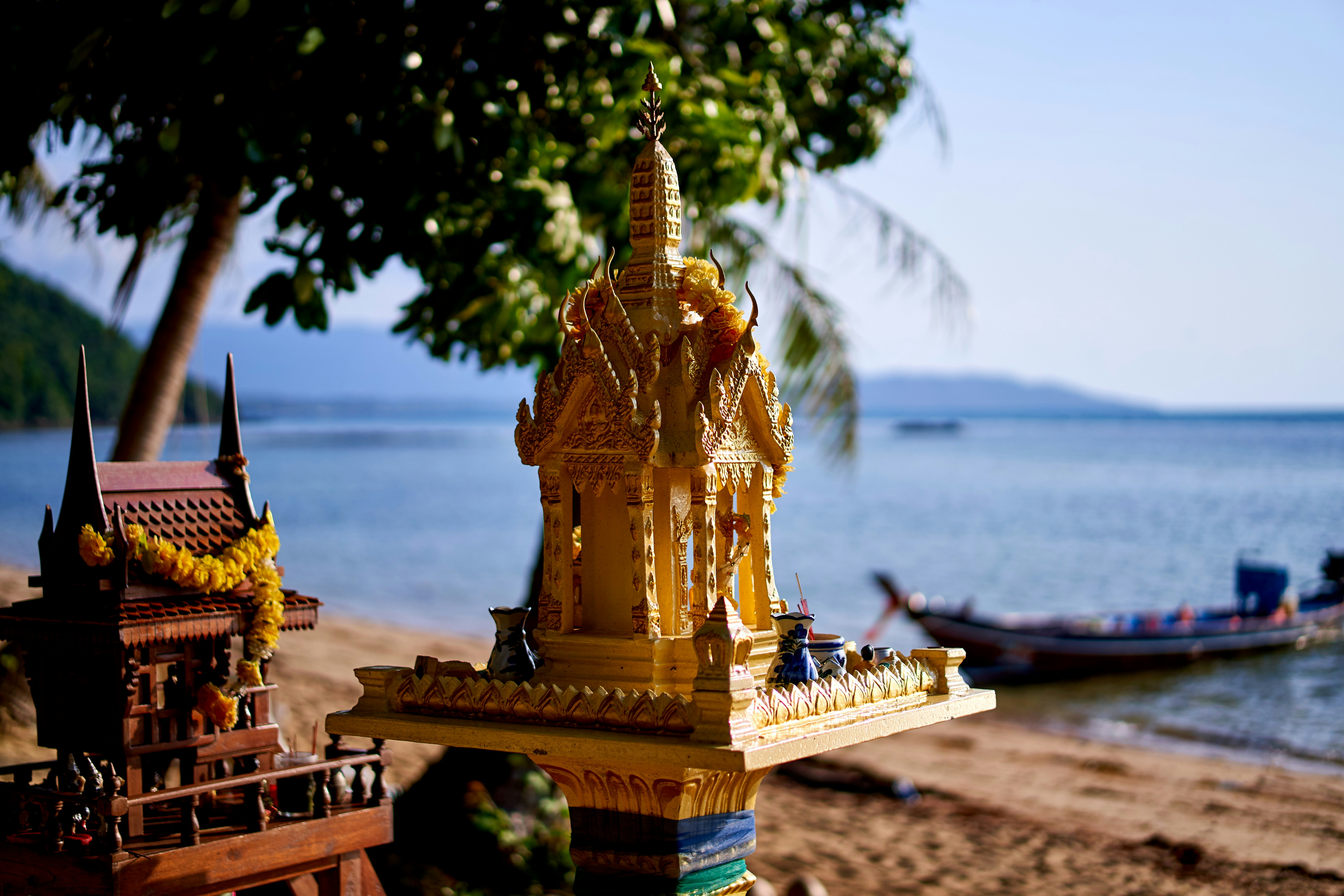 Gold and white concrete temple photo – Free Tean island Image on Unsplash