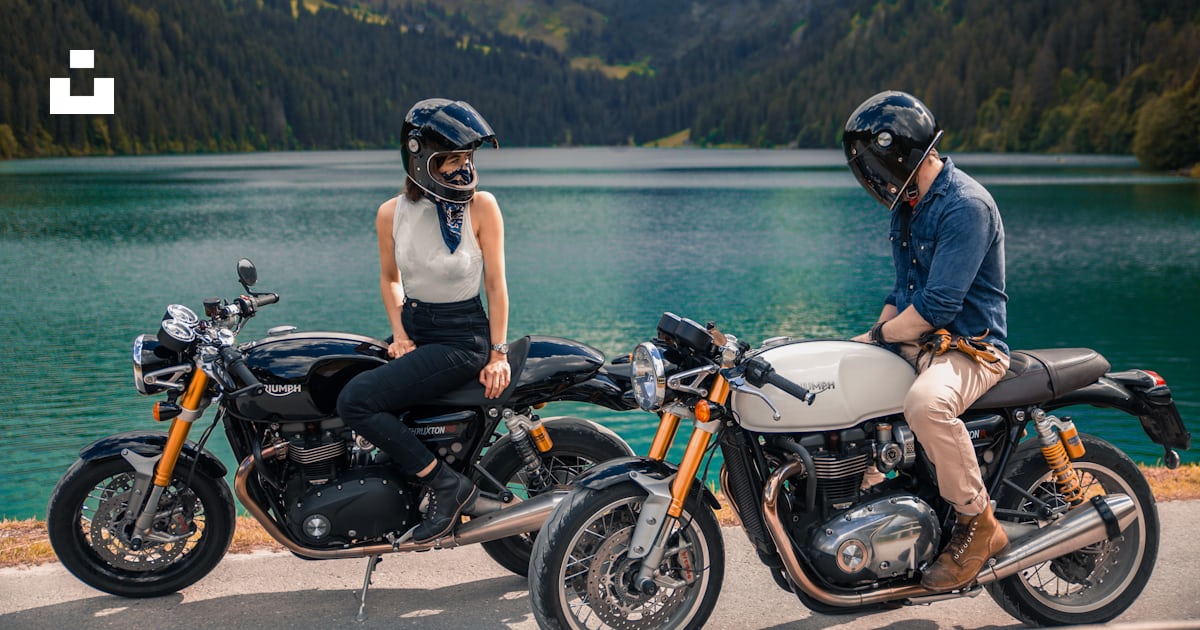 昼間、黒いバイクに乗る黒いヘルメットをかぶった女性の写真 Unsplashの無料グレー写真