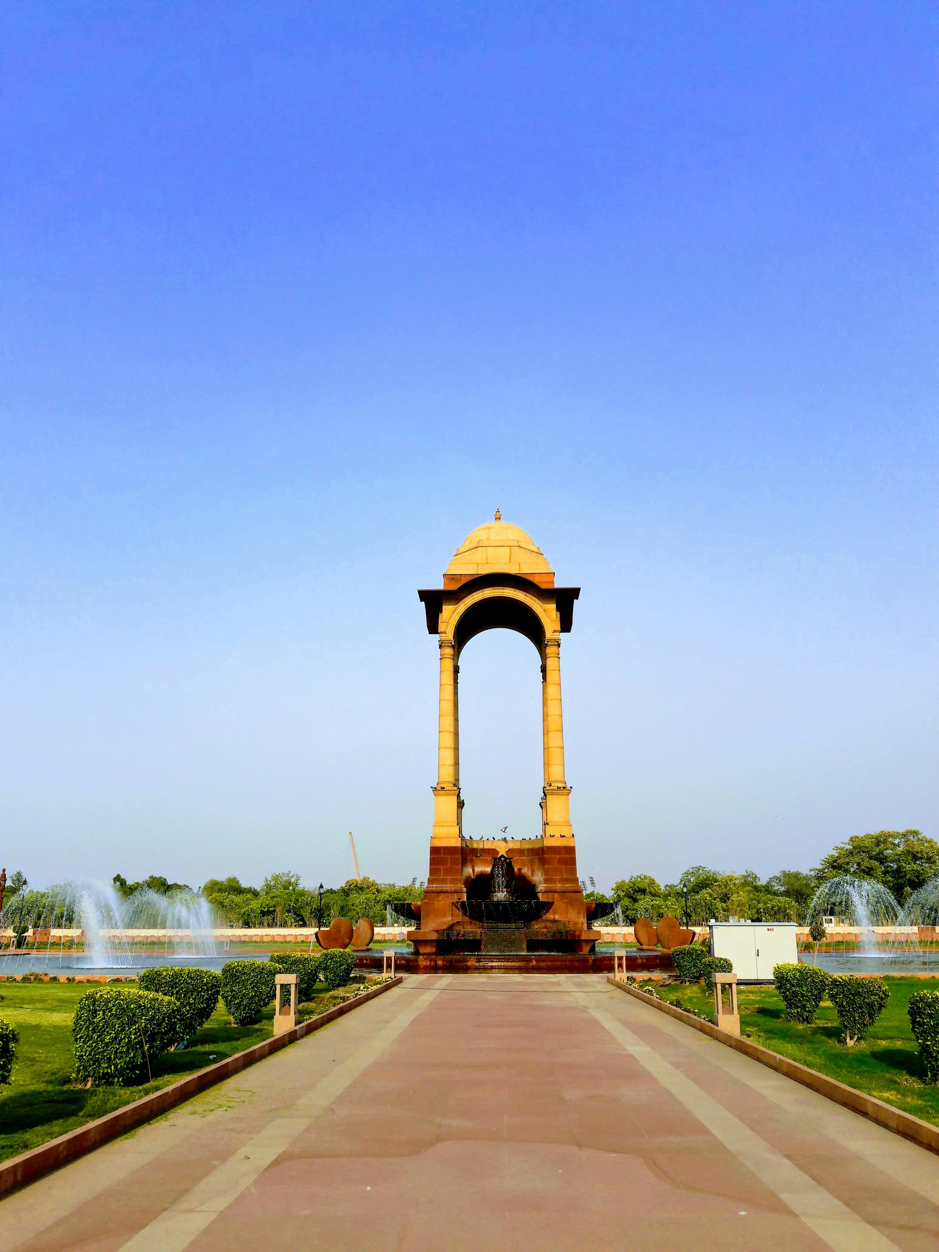 Gateway Arch: Symmetry and Fountains in a Sunlit Park