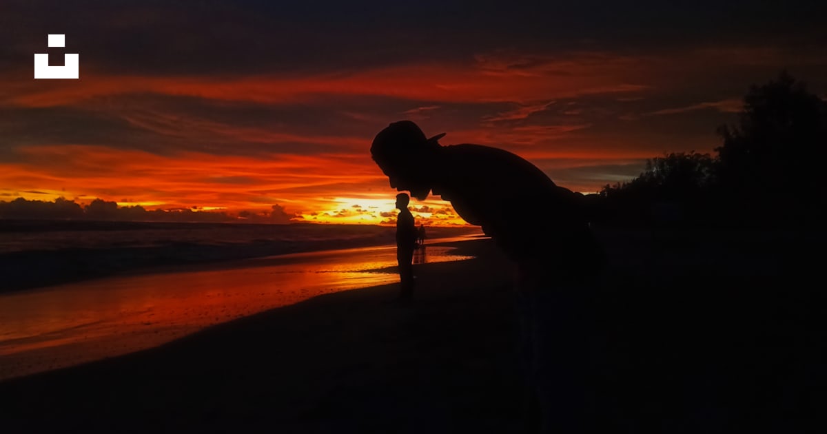 Foto Silueta De Hombre Y Mujer Besándose Durante La Puesta Del Sol