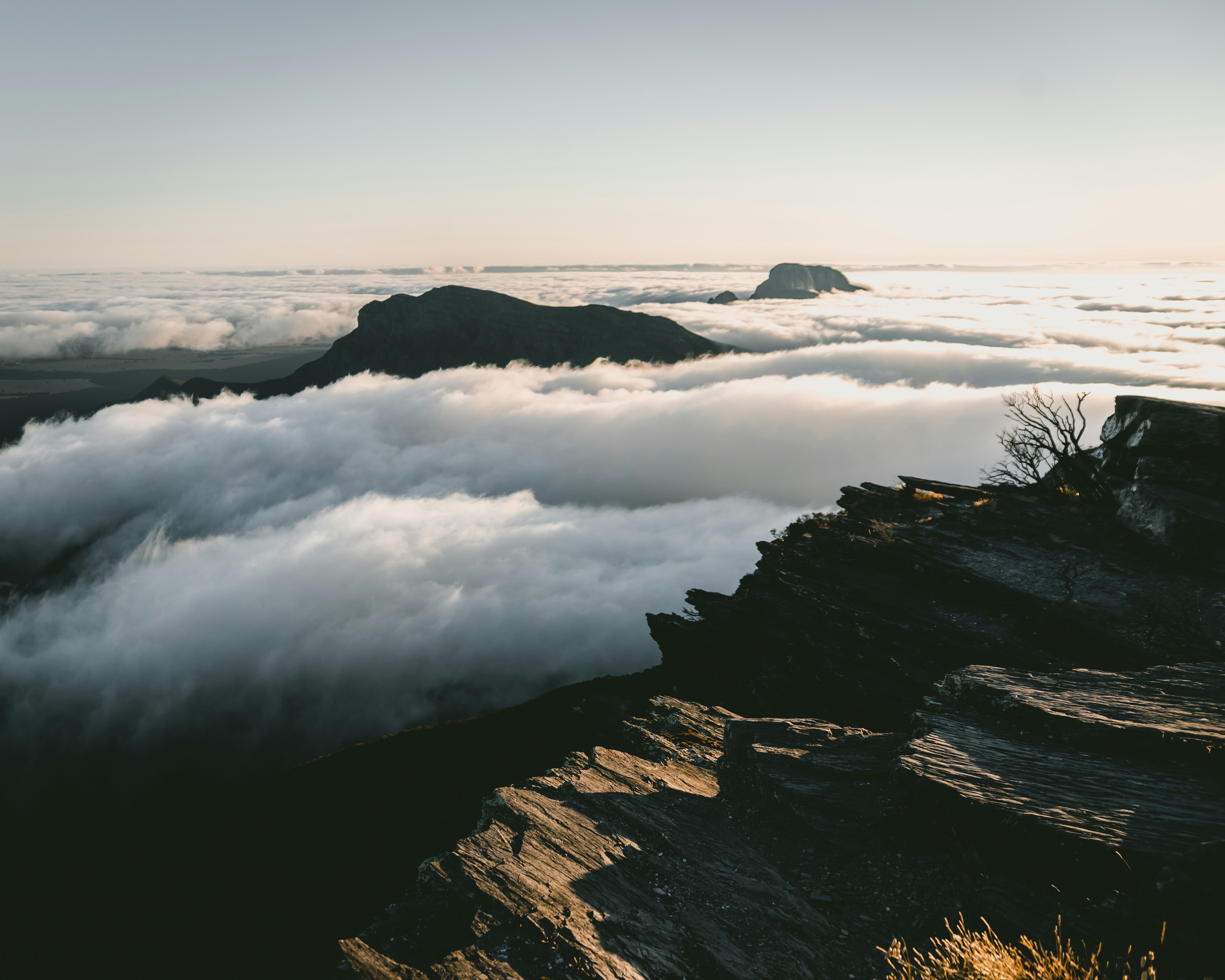 Montagne in bianco e nero sotto nuvole bianche photo – Photo Gris ...