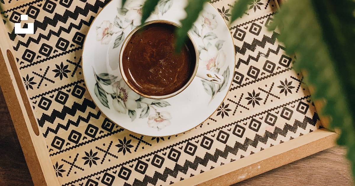 Liquide Brun Dans Une Tasse En Céramique Blanche Sur Soucoupe En