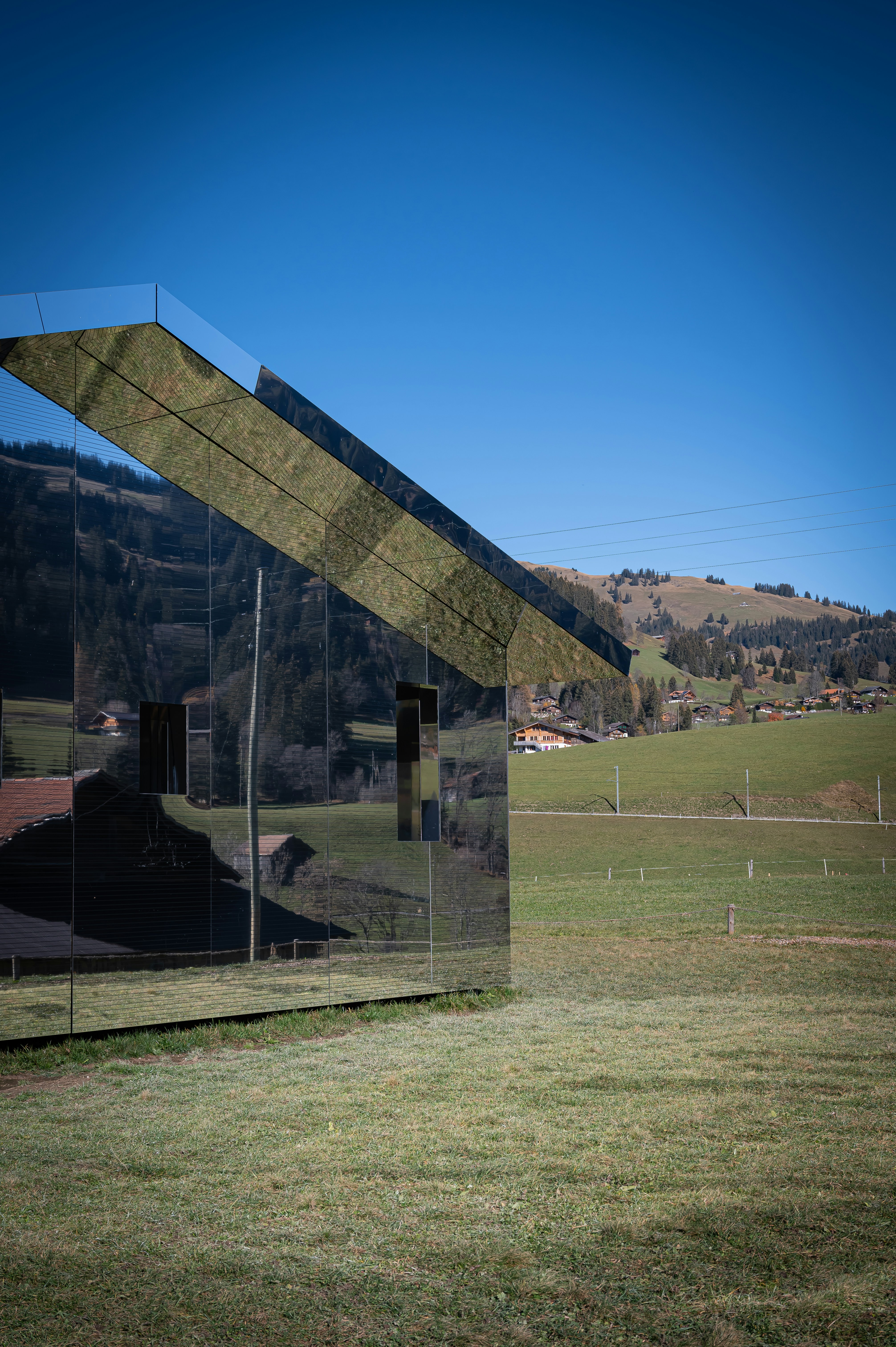 Liquid Mirror-Line: A Glass-Faced House Basks in Alpine Light