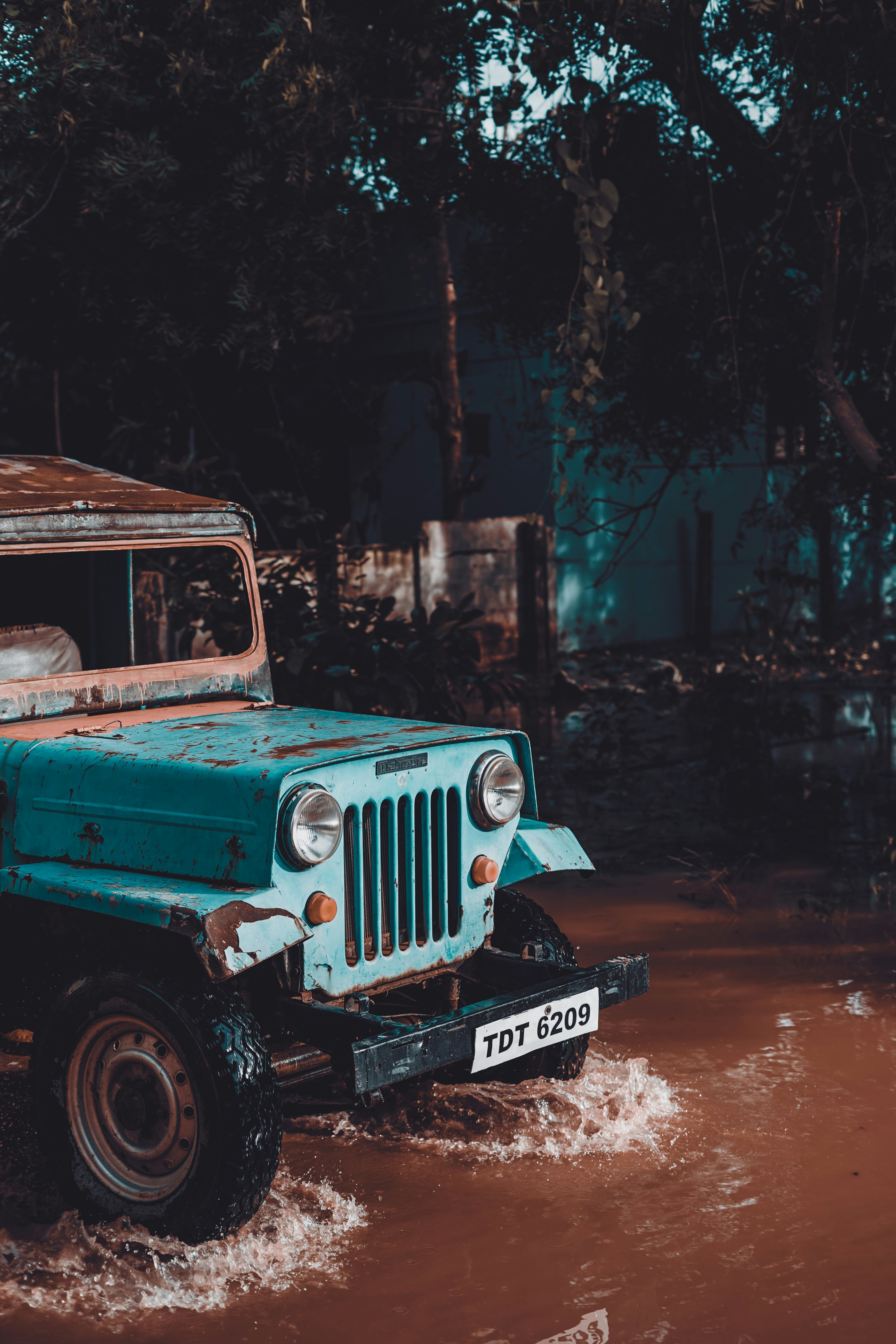 Foto Jeep Wrangler azul en carretera – Imagen Camión gratis en Unsplash