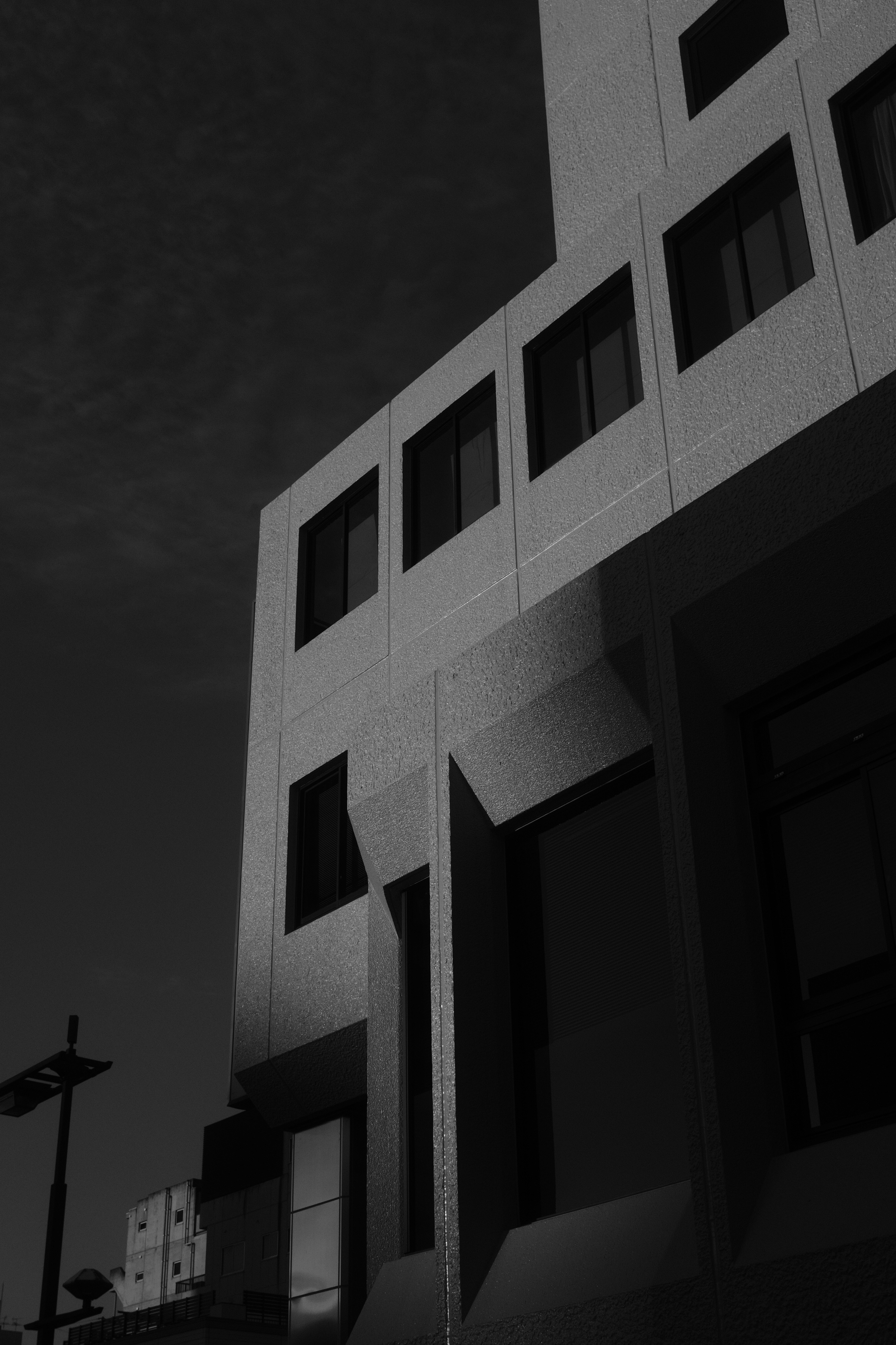 Grayscale photo of concrete building photo – Free Grey Image on Unsplash