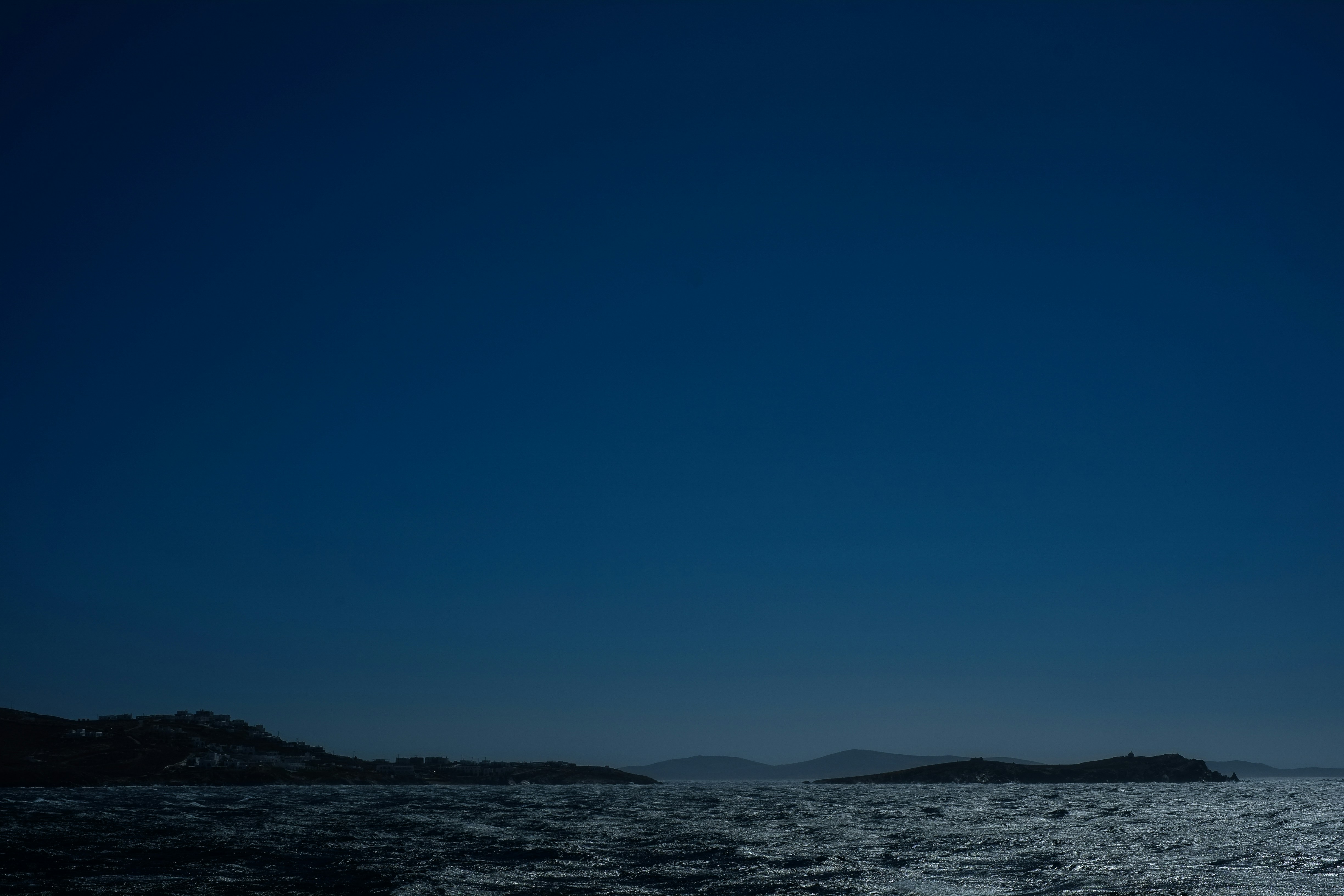 Horizon of Quiet Waves Under a Velvet Sky