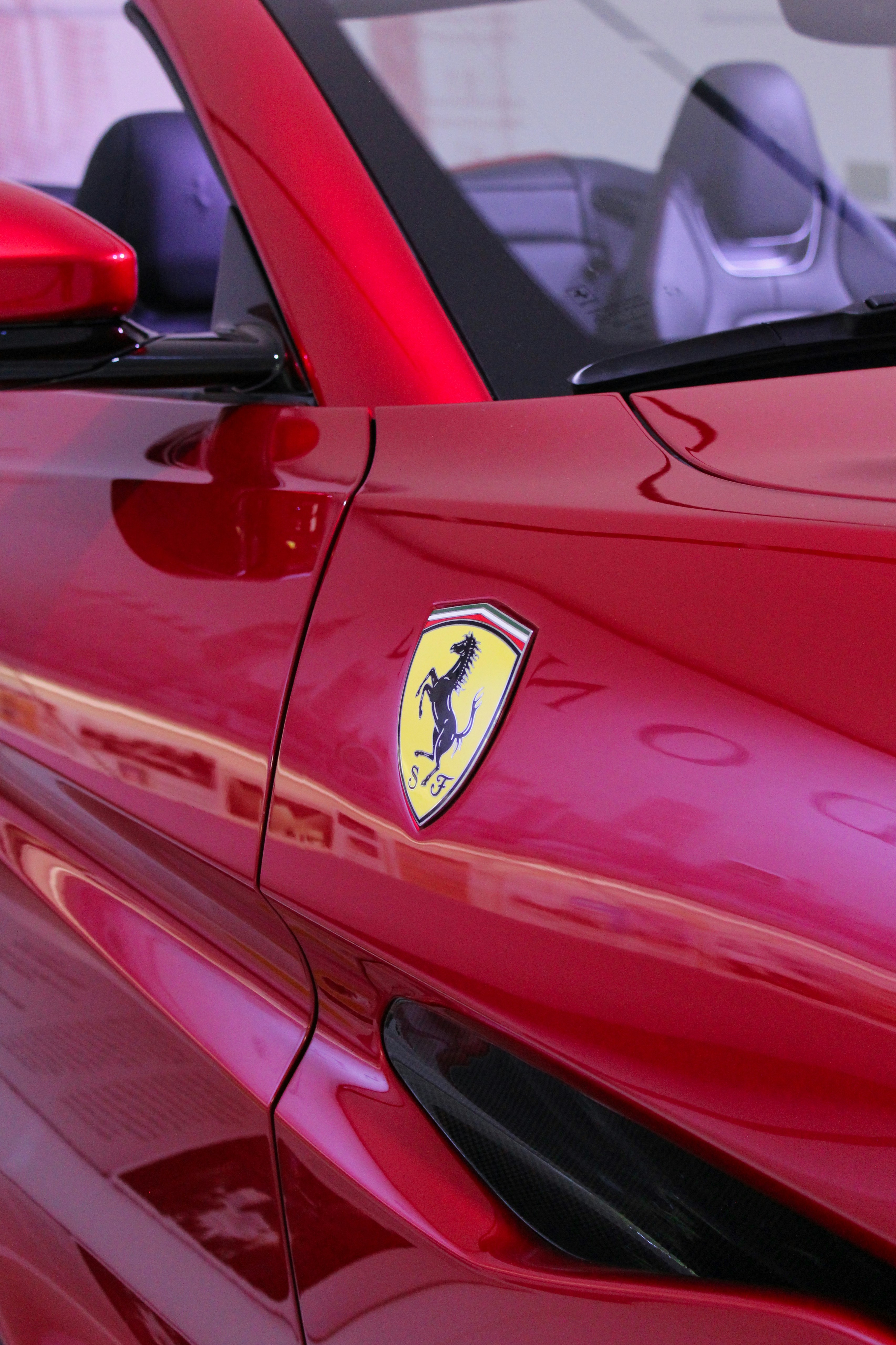 Chevrolet Camaro rouge dans un garage photo – Photo Ferrari Gratuite ...