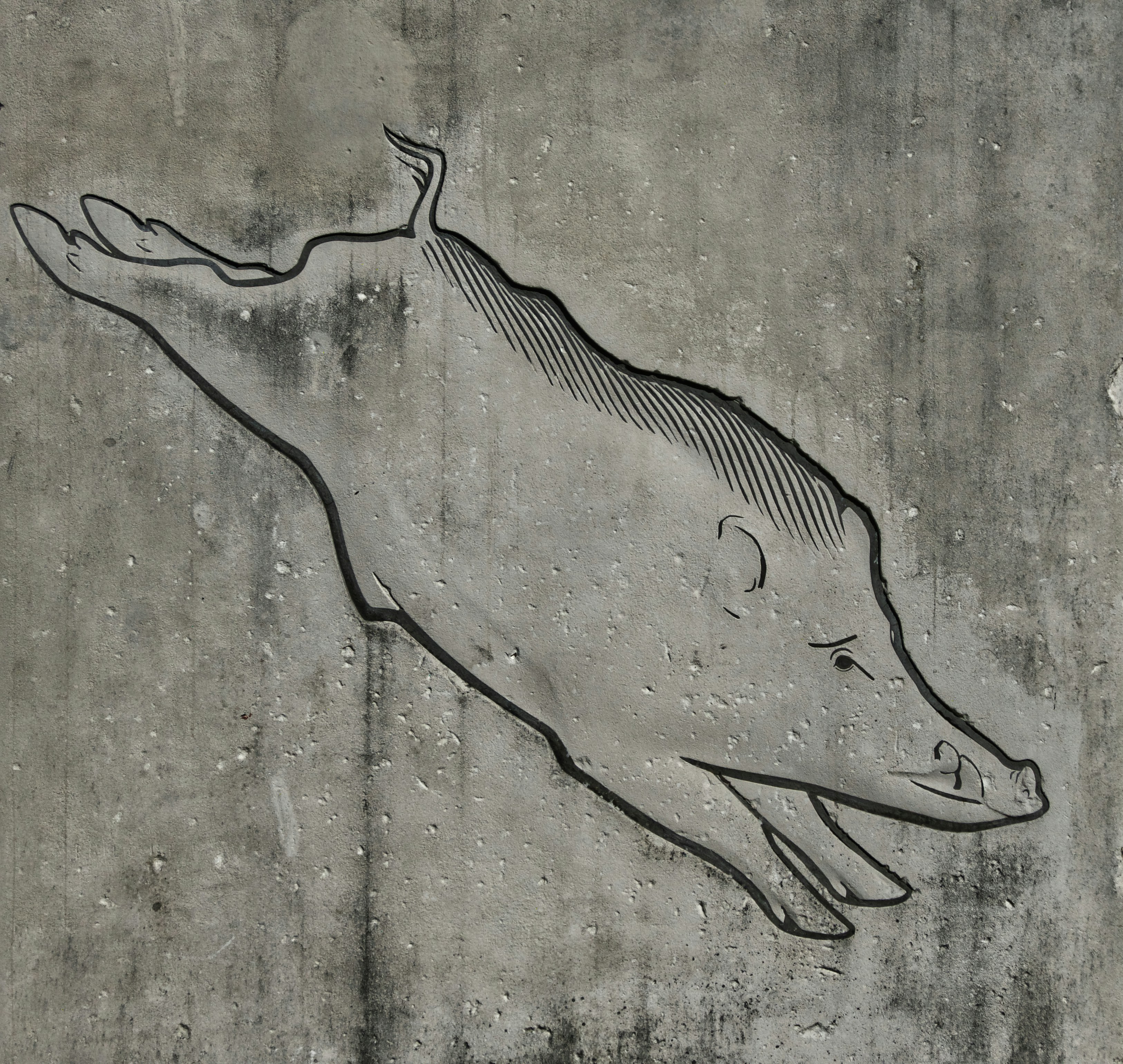 Le Sanglier, bas-relief, réalisé par François Pompon en 1925.
La symbolique du sanglier est ancienne et complexe. Cet animal est important dans le monde où vivent les Celtes, les Germains et les Latins. Les historiens et les archéologues le soupçonnent fortement d’avoir été considéré par ces peuples comme un animal de l’Autre Monde. 