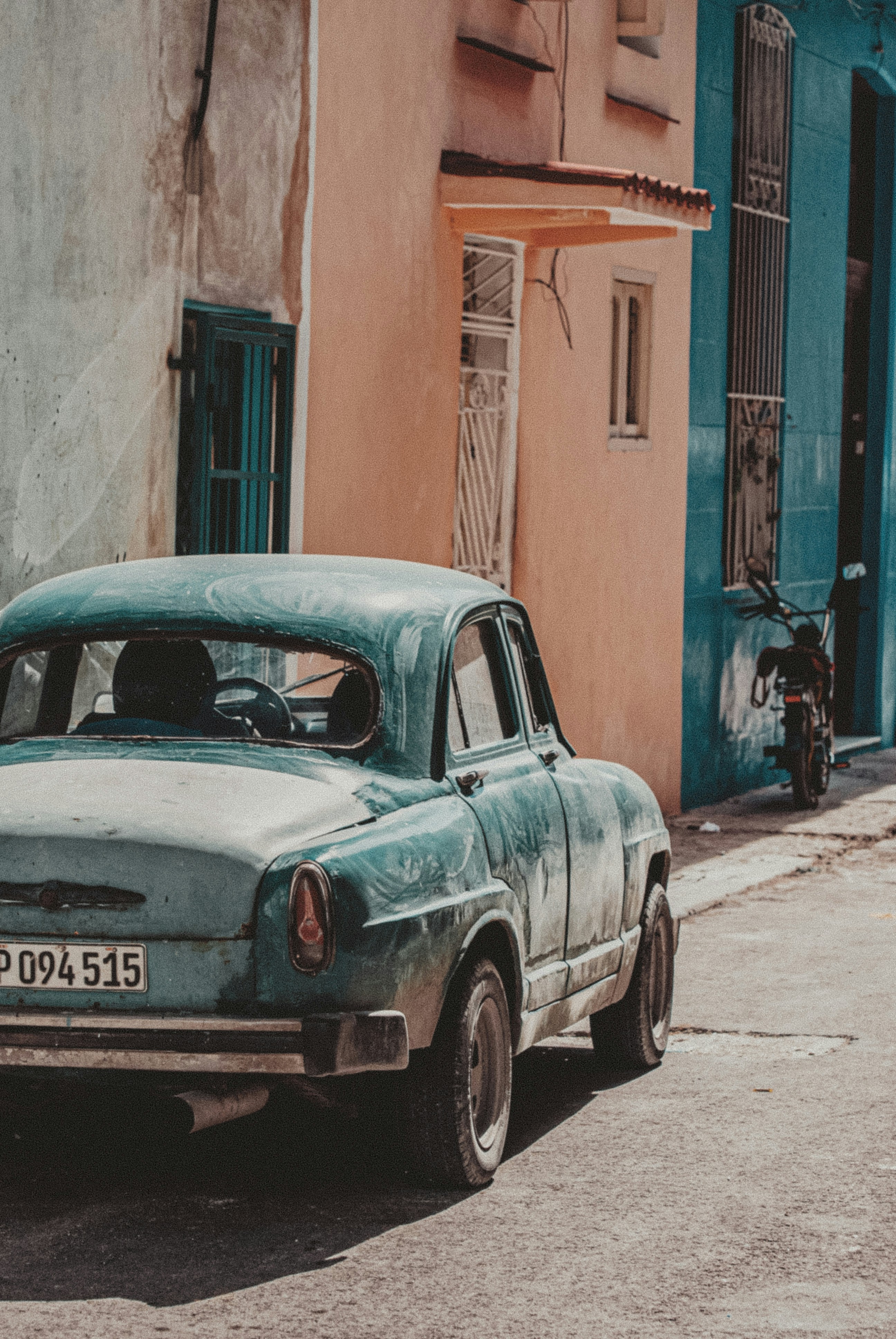 Vintage car parked beside building photo – Free Car Image on Unsplash