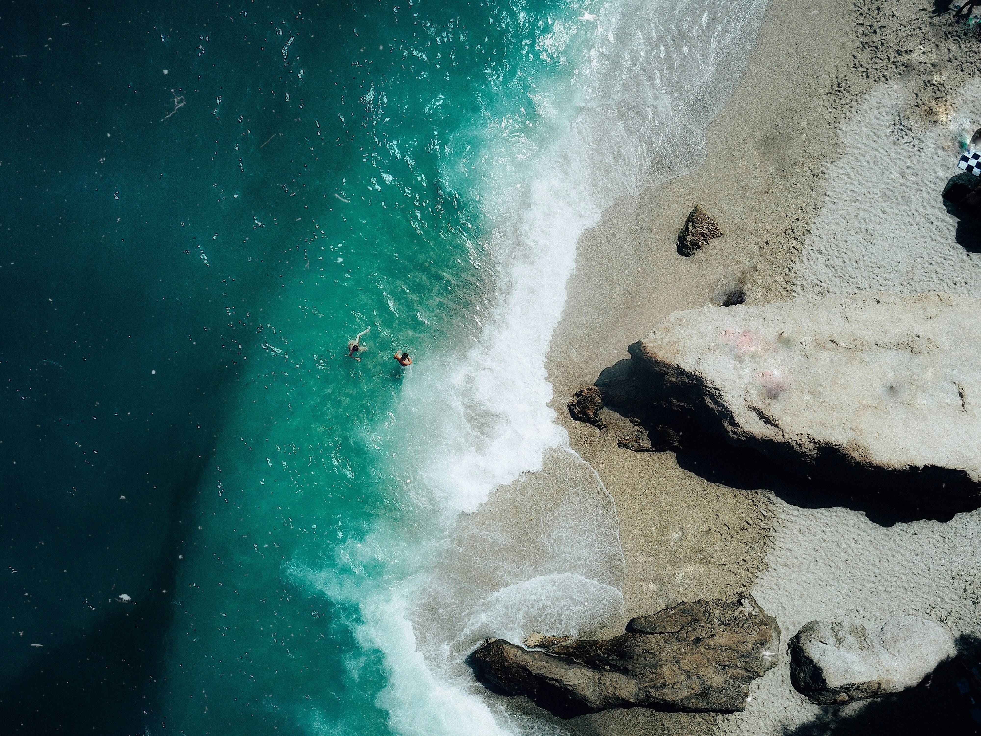 Gente surfeando sobre las olas del mar durante el día foto – Imagen de ...