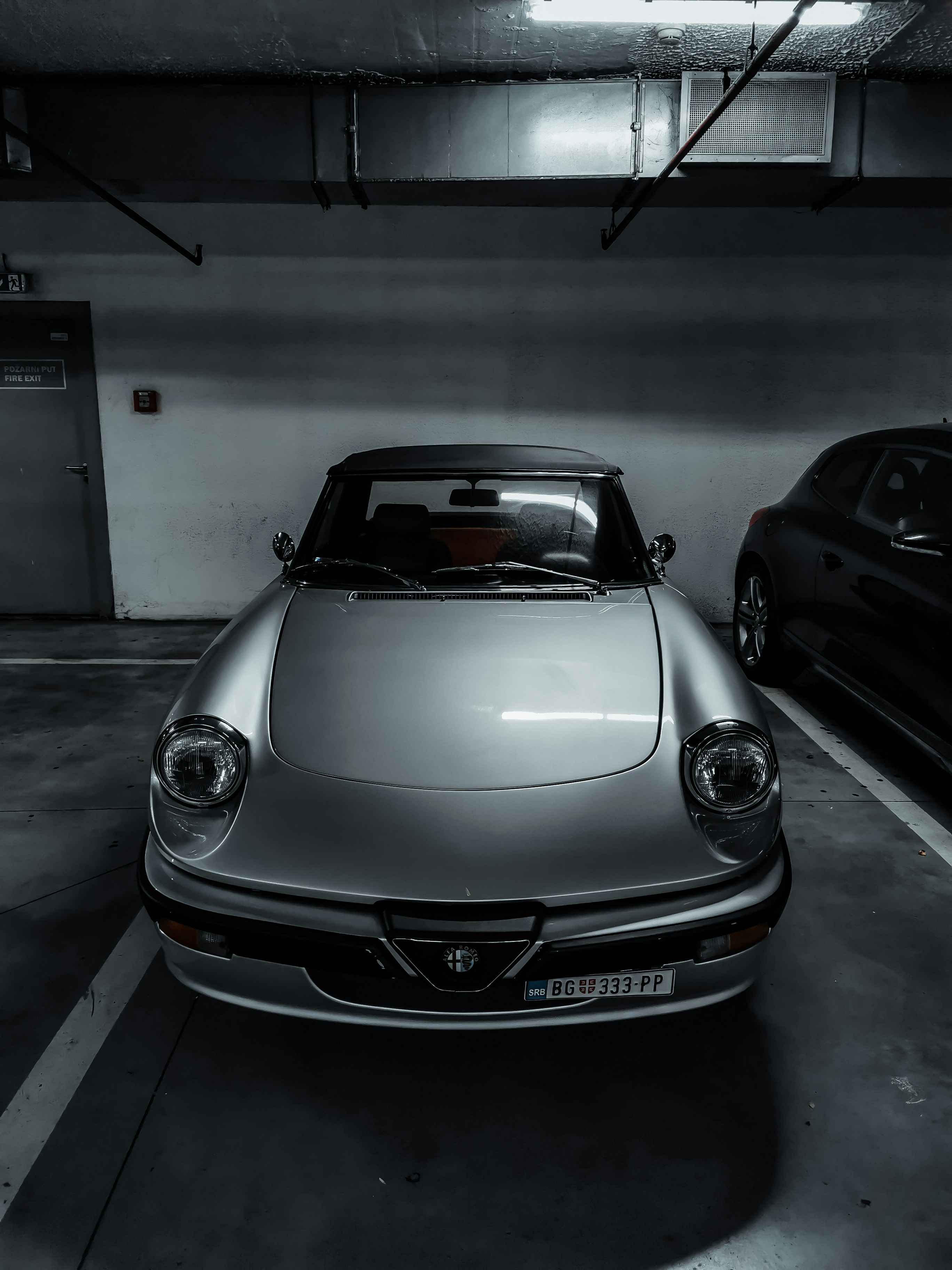 Foto Porsche 911 plateado aparcado en una habitación – Imagen Gris ...