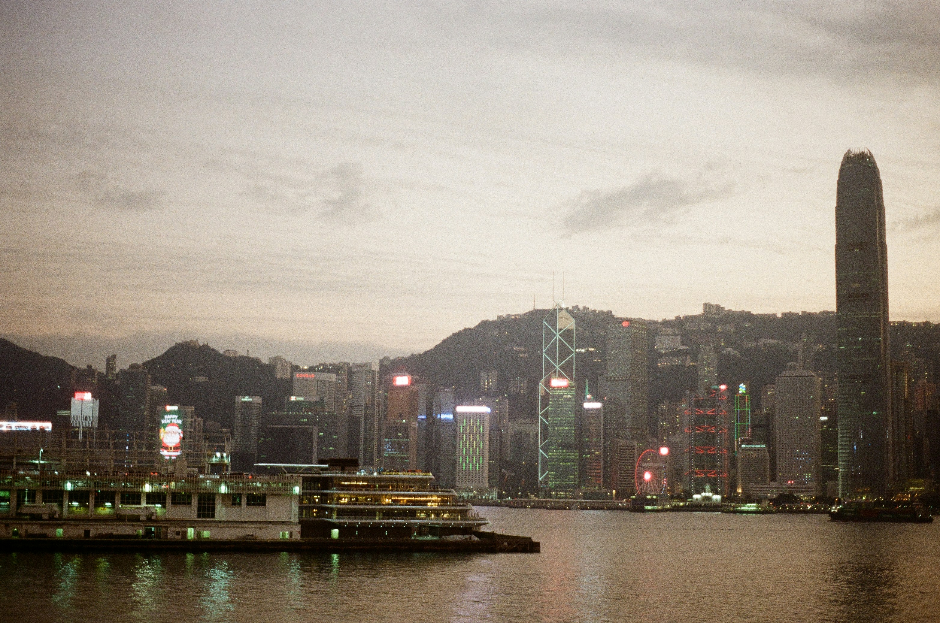 Foto Cuerpo de agua cerca de edificios durante el día – Imagen Ciudad gratis en Unsplash