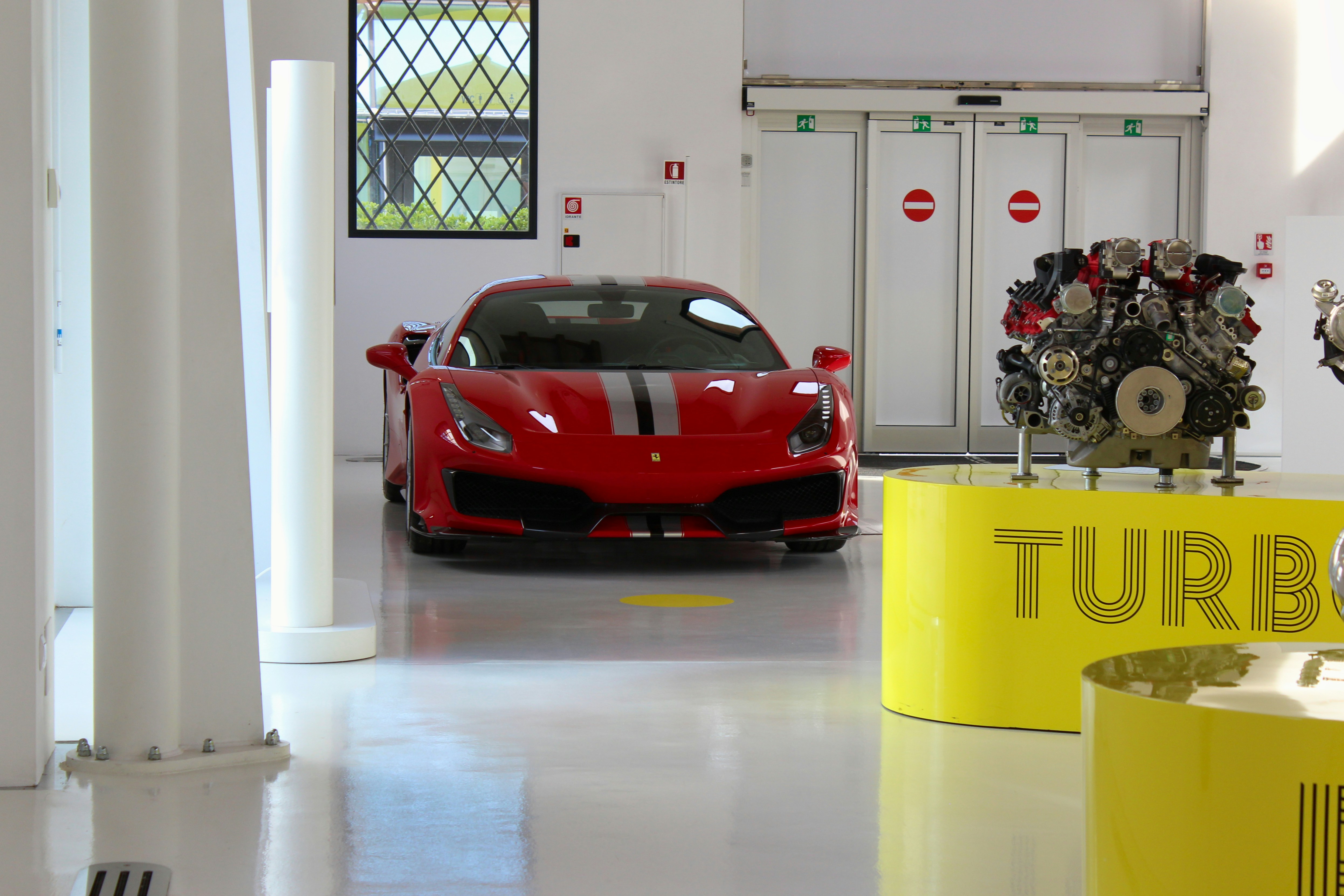 Voiture de sport Ferrari rouge garée dans le garage photo – Image ...