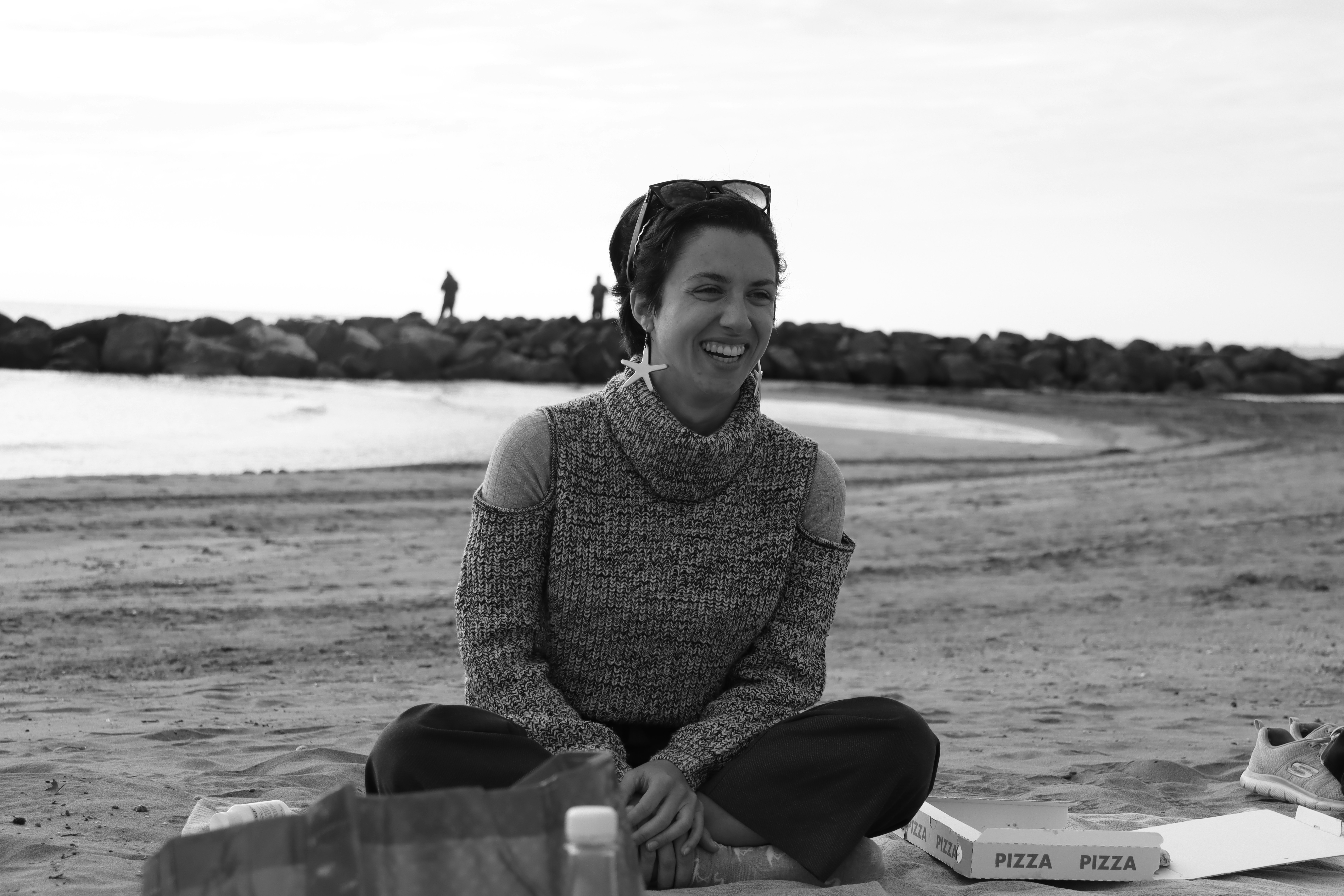 Seaside Laughter in Black and White: A Quiet Portrait by the Pizza Box