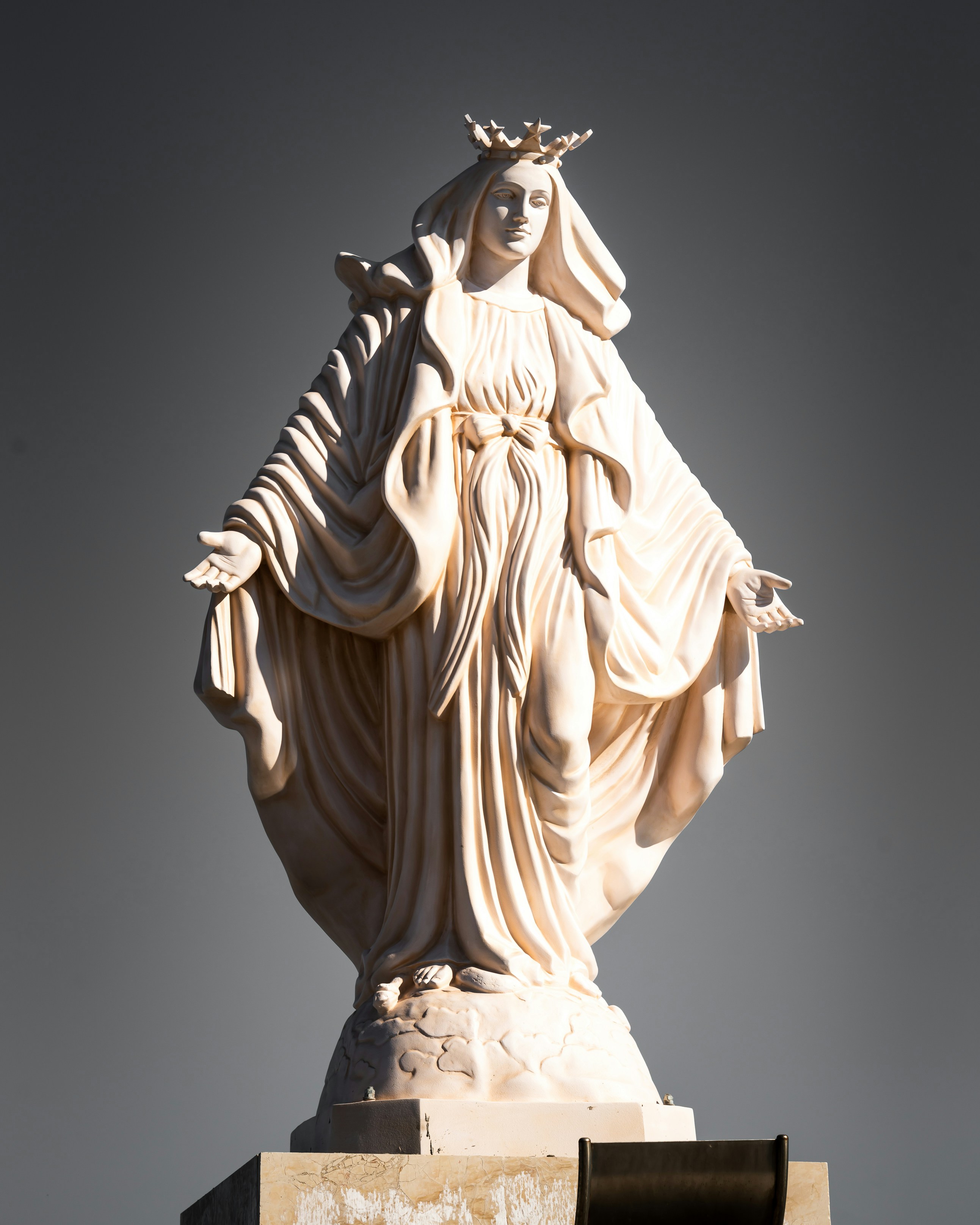 White and black statue of a man photo – Free Statue Image on Unsplash