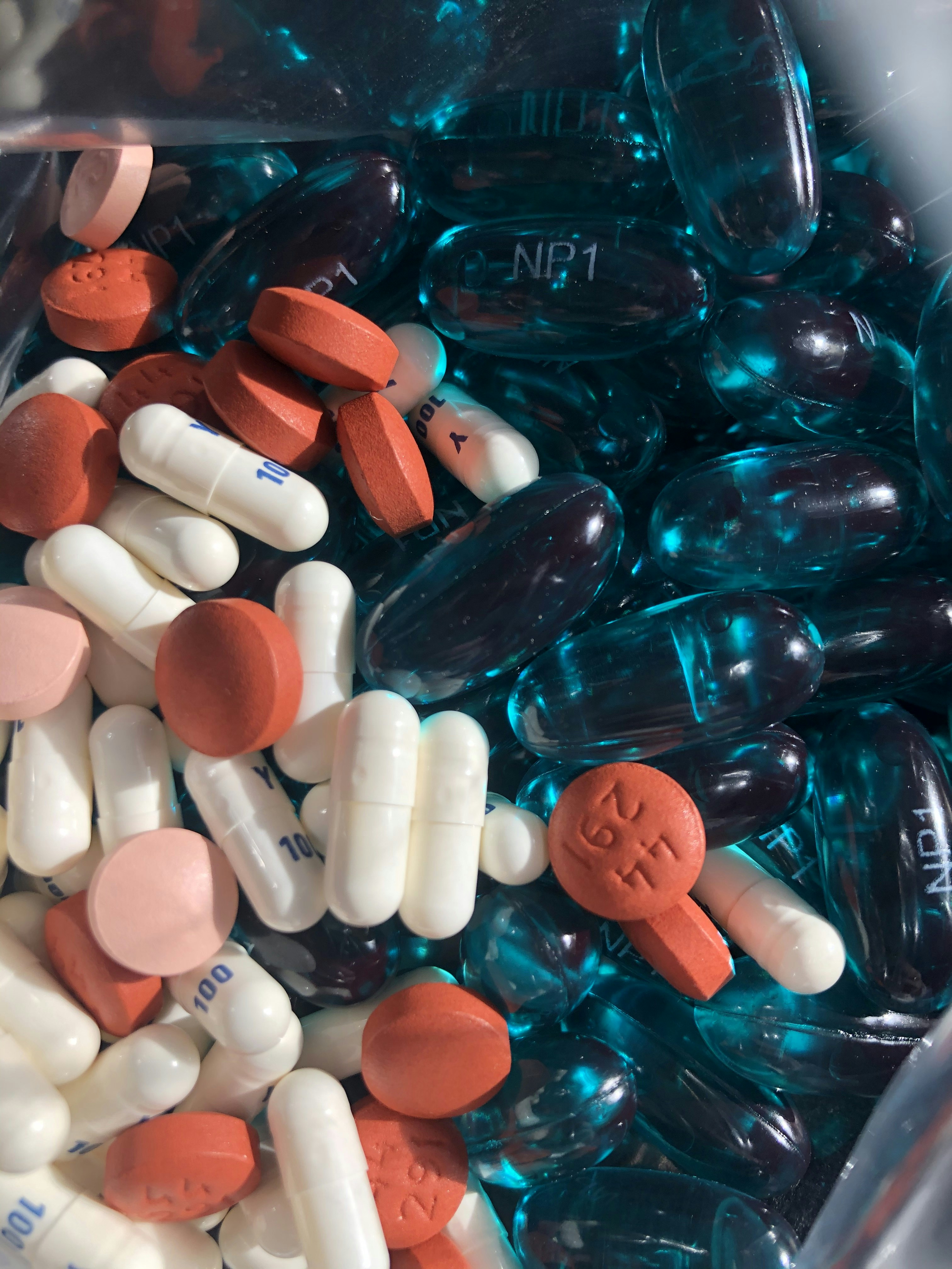 750+ Capsule Pictures [HQ] | Download Free Images on Unsplash