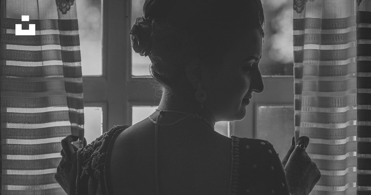 Foto Silueta De Mujer De Pie Cerca De La Ventana Imagen Gris Gratis