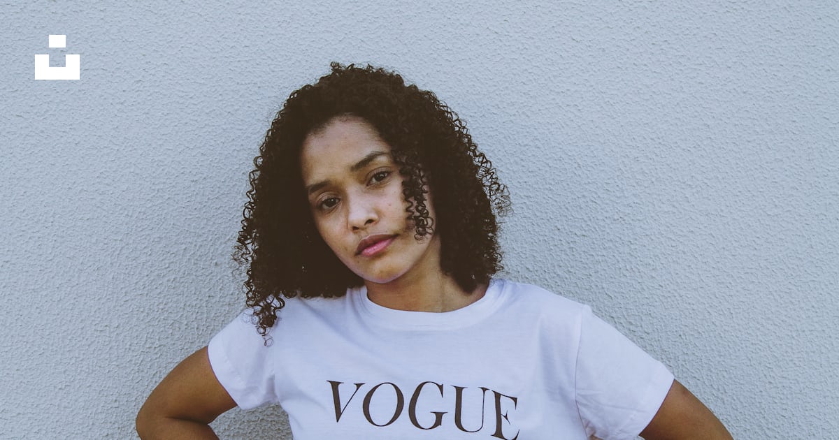Foto Mujer Con Camiseta Blanca De Cuello Redondo Y Vaqueros Grises