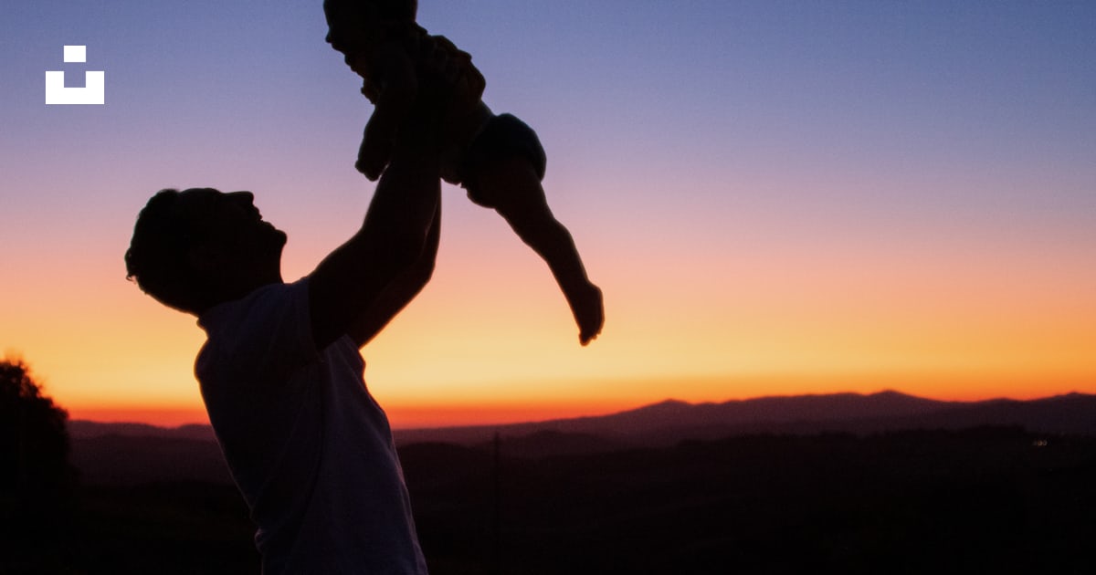 Silueta De Hombre Y Mujer Besándose Durante La Puesta Del Sol Foto