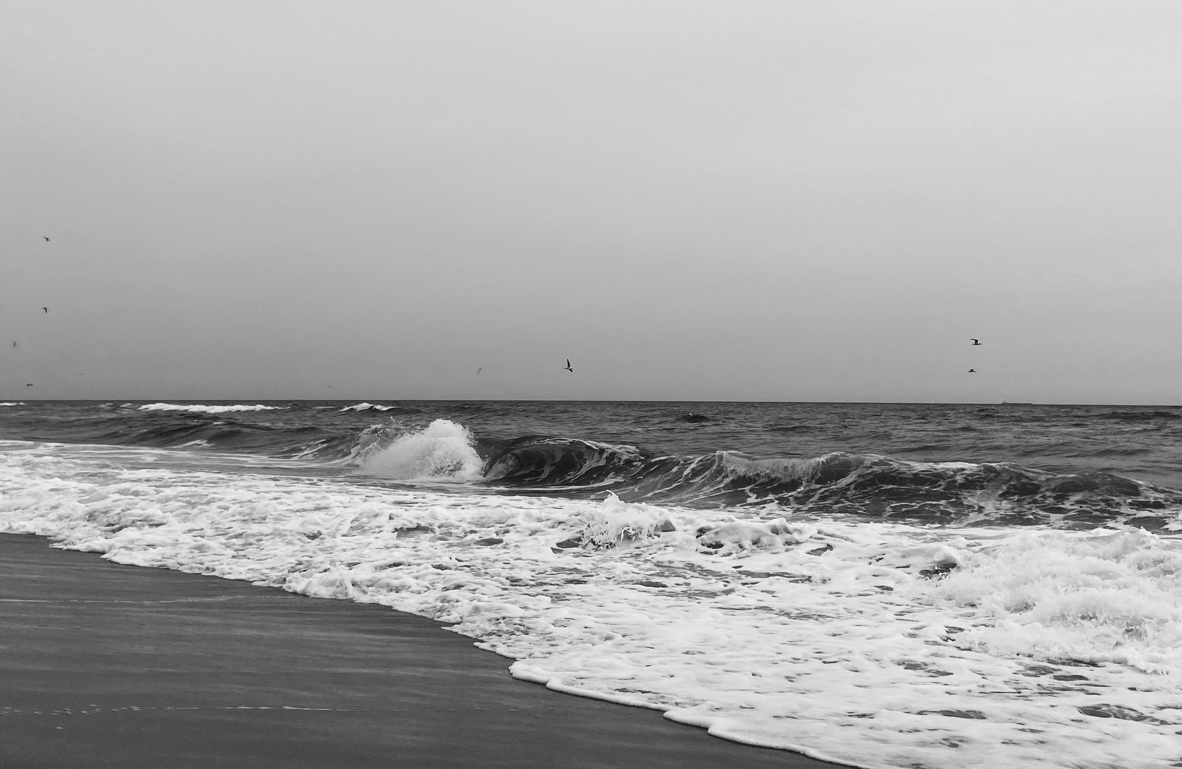 Grayscale photo of ocean waves photo – Free Wallpaper Image on Unsplash