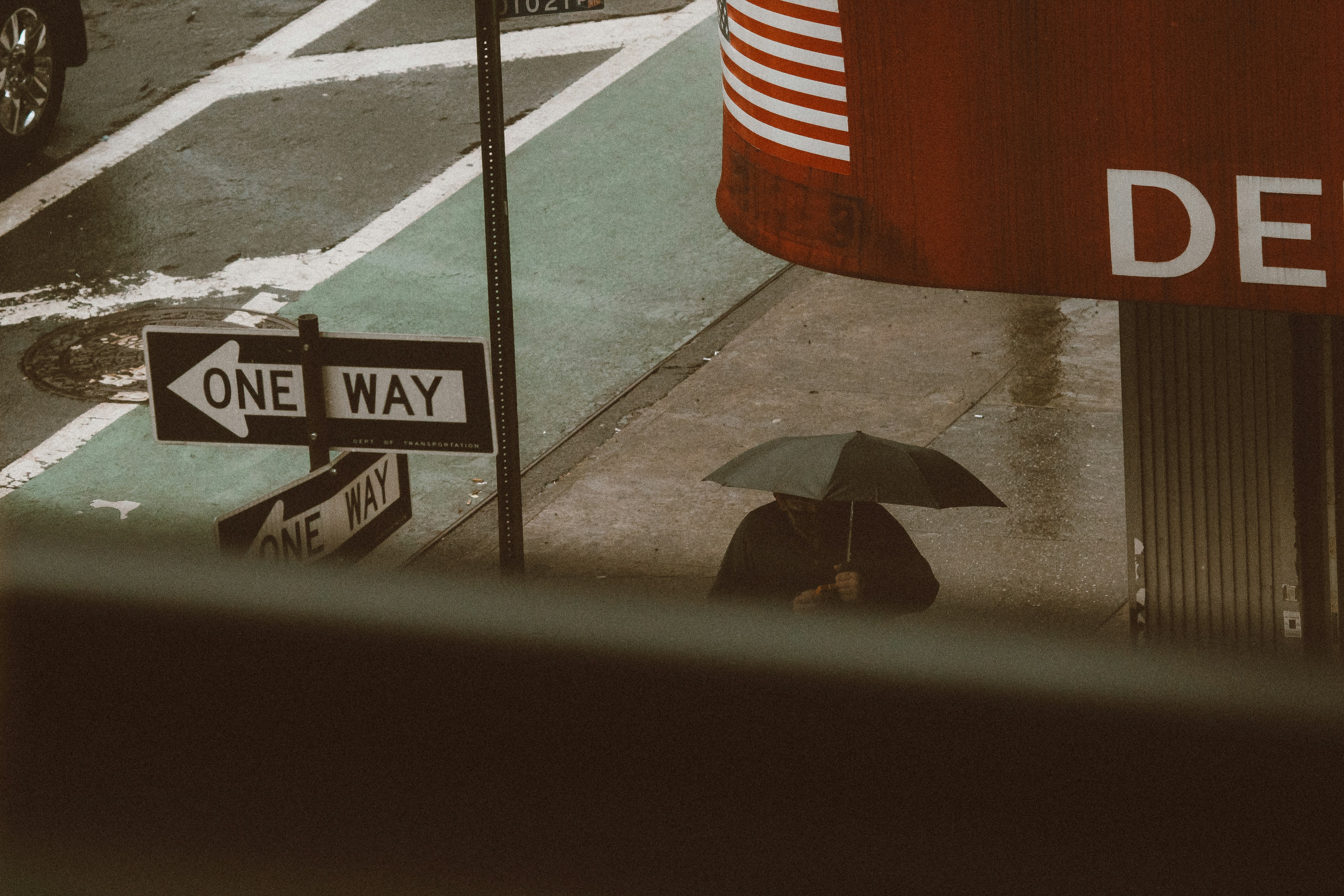 Plaque de rue rouge et blanche photo – Photo Gris Gratuite sur Unsplash