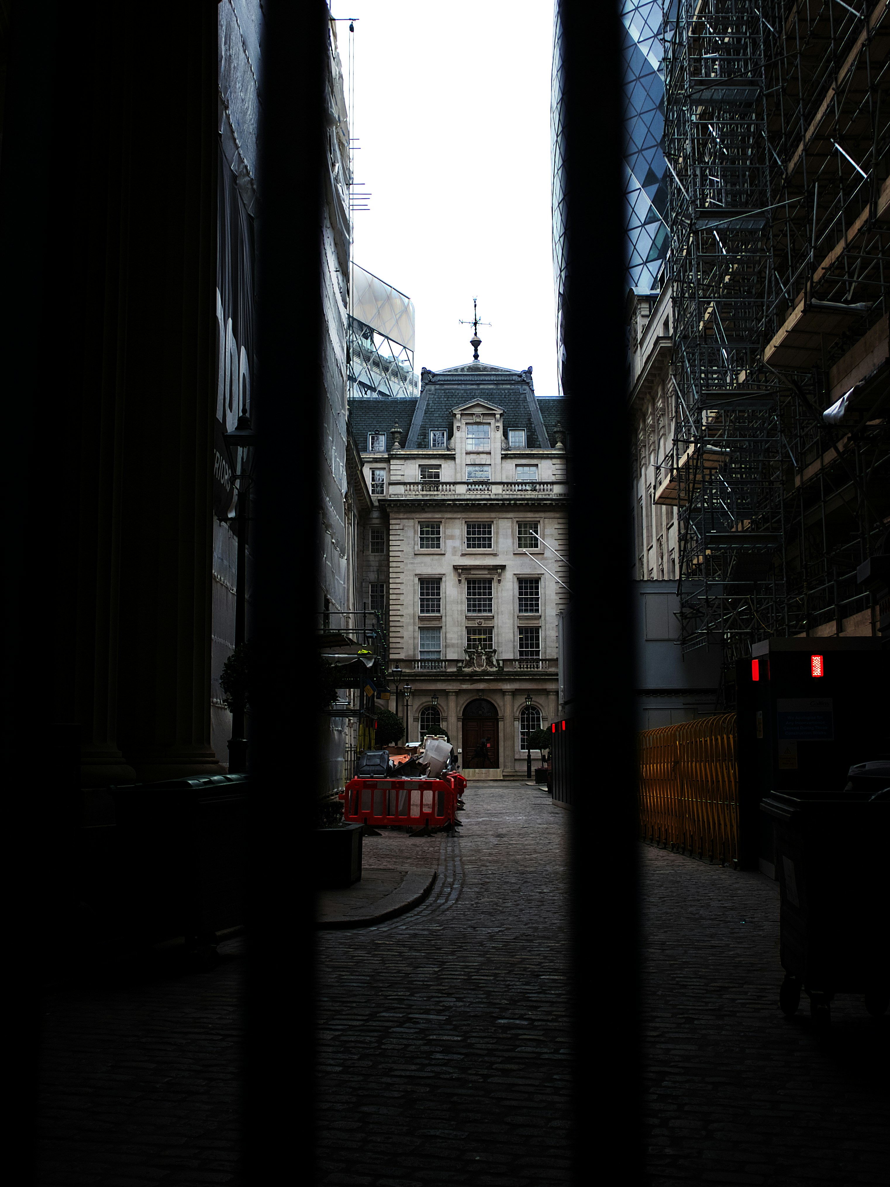 Between Columns, a Timeless Facade Emerges