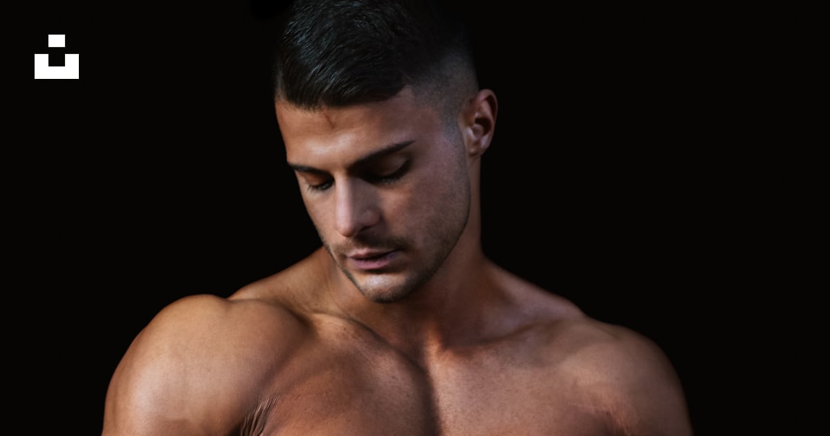 Homme Aux Seins Nus Portant Un Pantalon Noir Photo Photo Le Noir