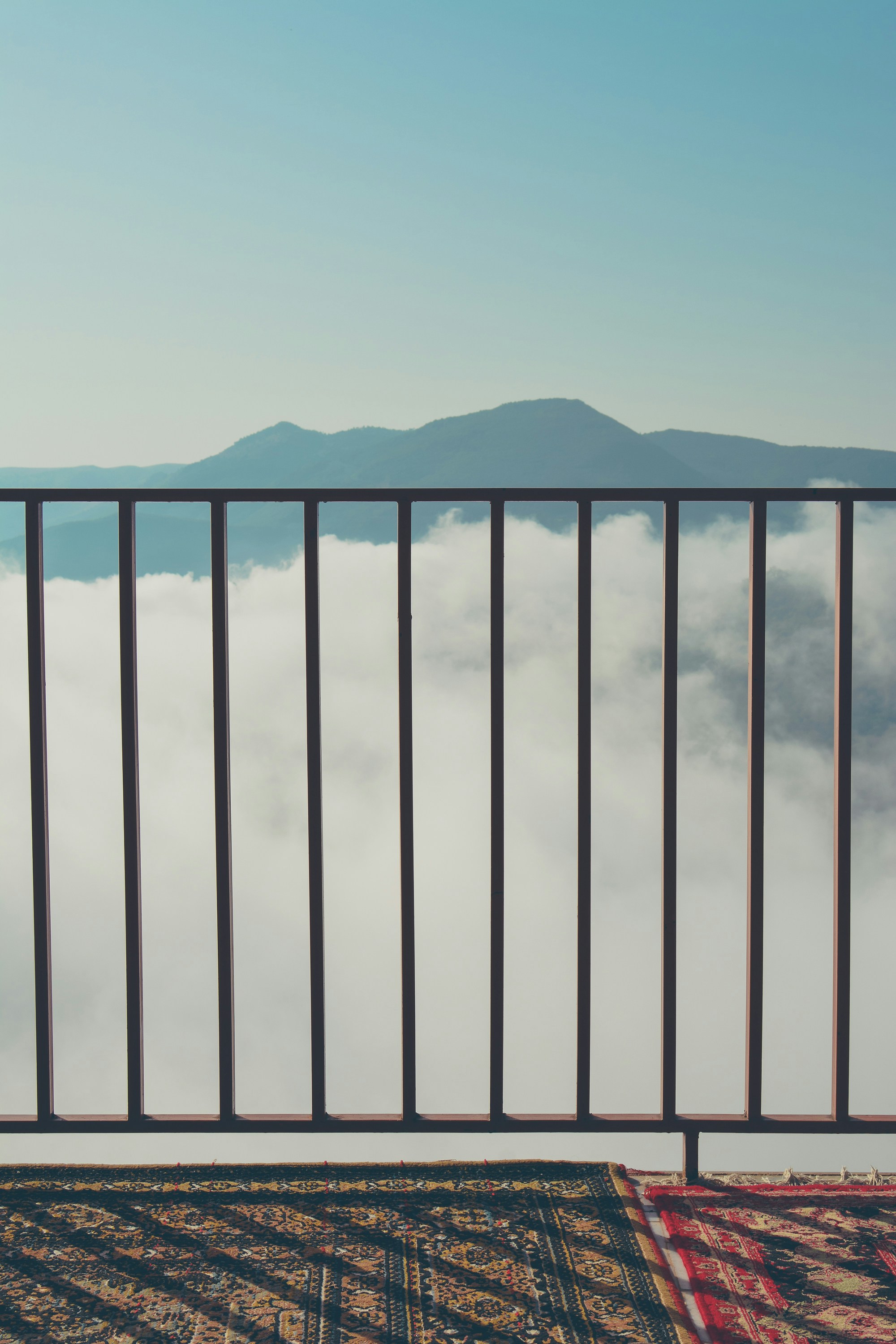 Valla de madera blanca cerca de la montaña durante el día foto – Imagen ...