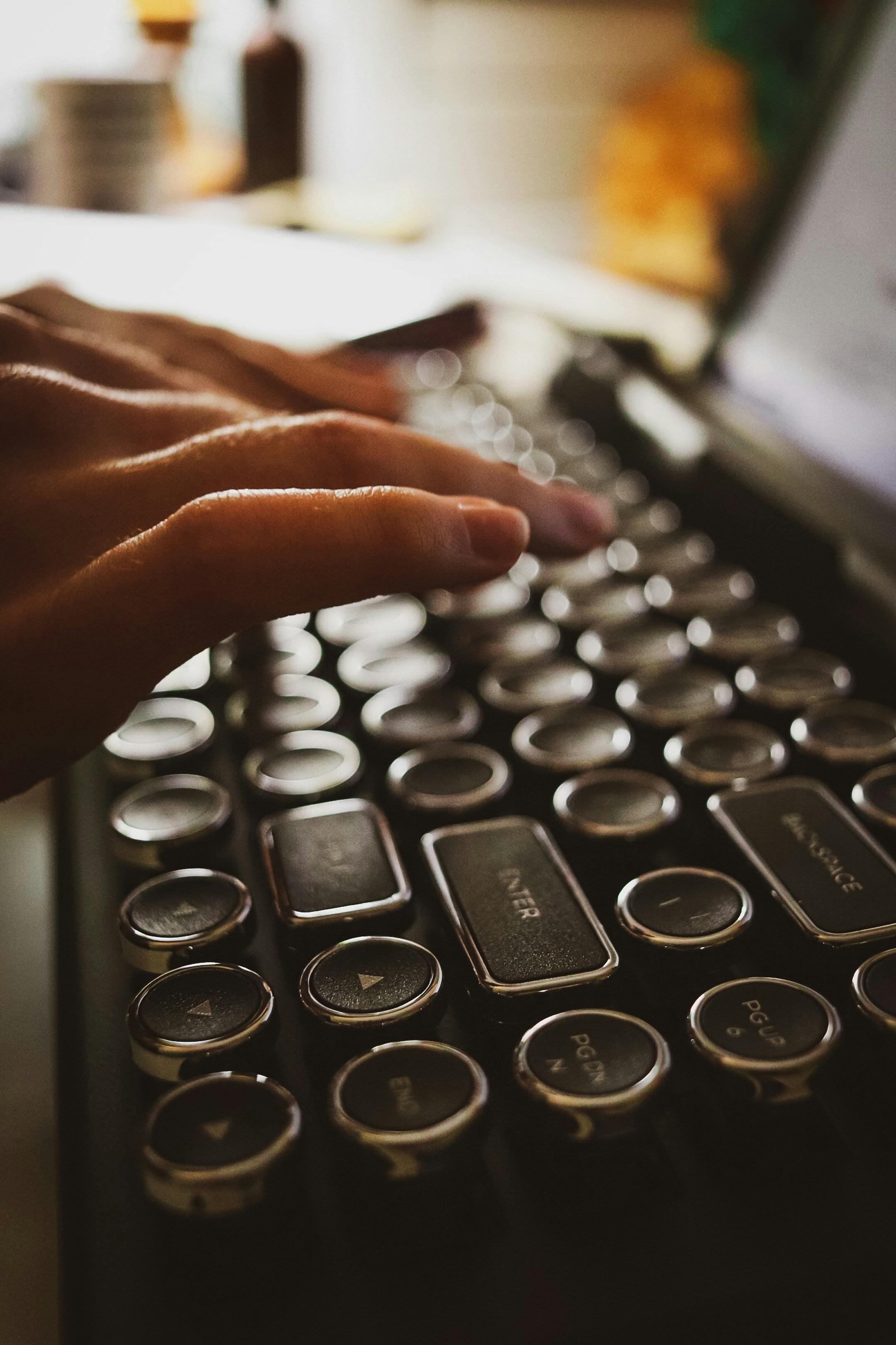 Persons hand on black and silver typewriter photo – Free Person Image ...