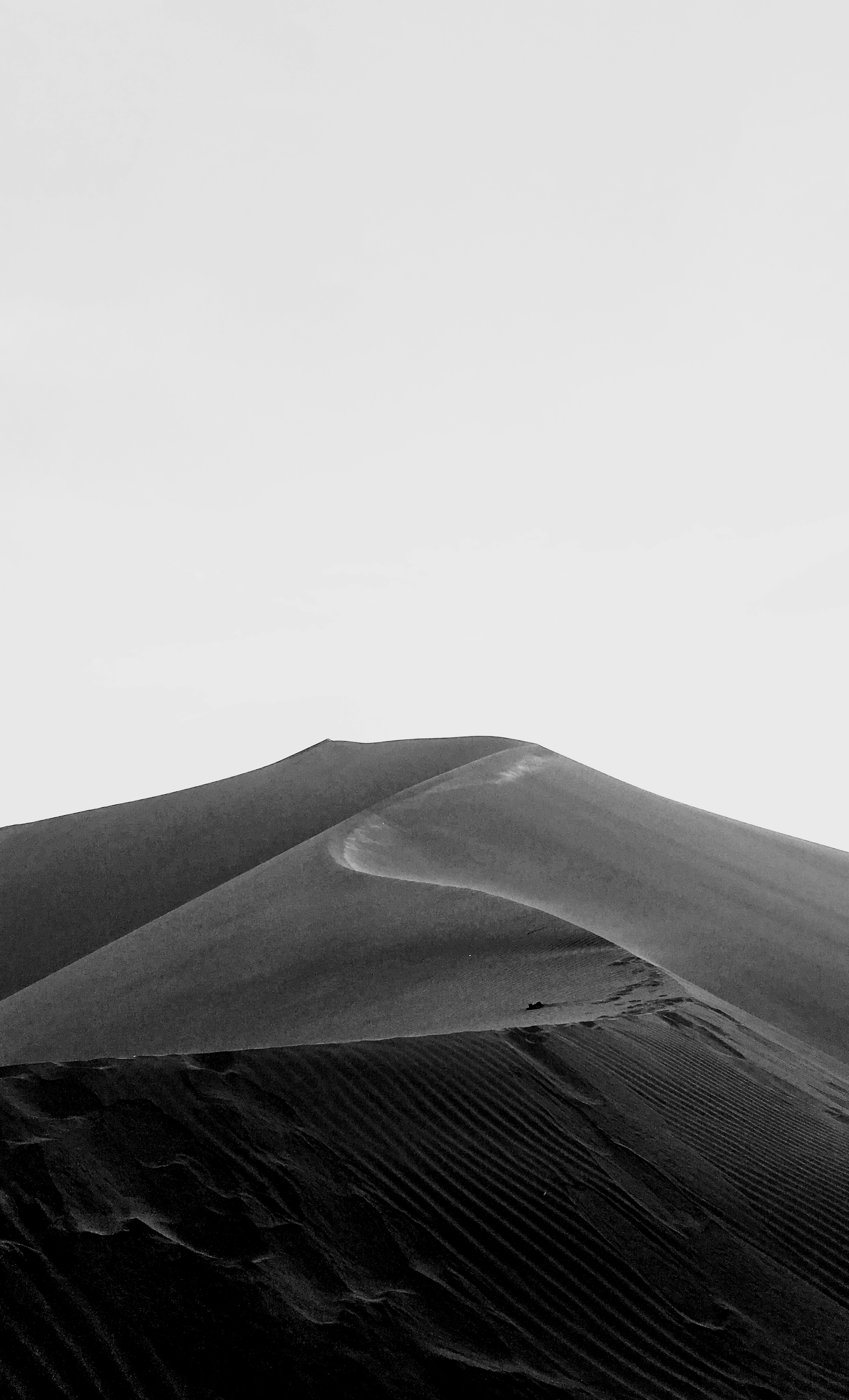 Photo en niveaux de gris du désert sous un ciel nuageux photo – Image ...