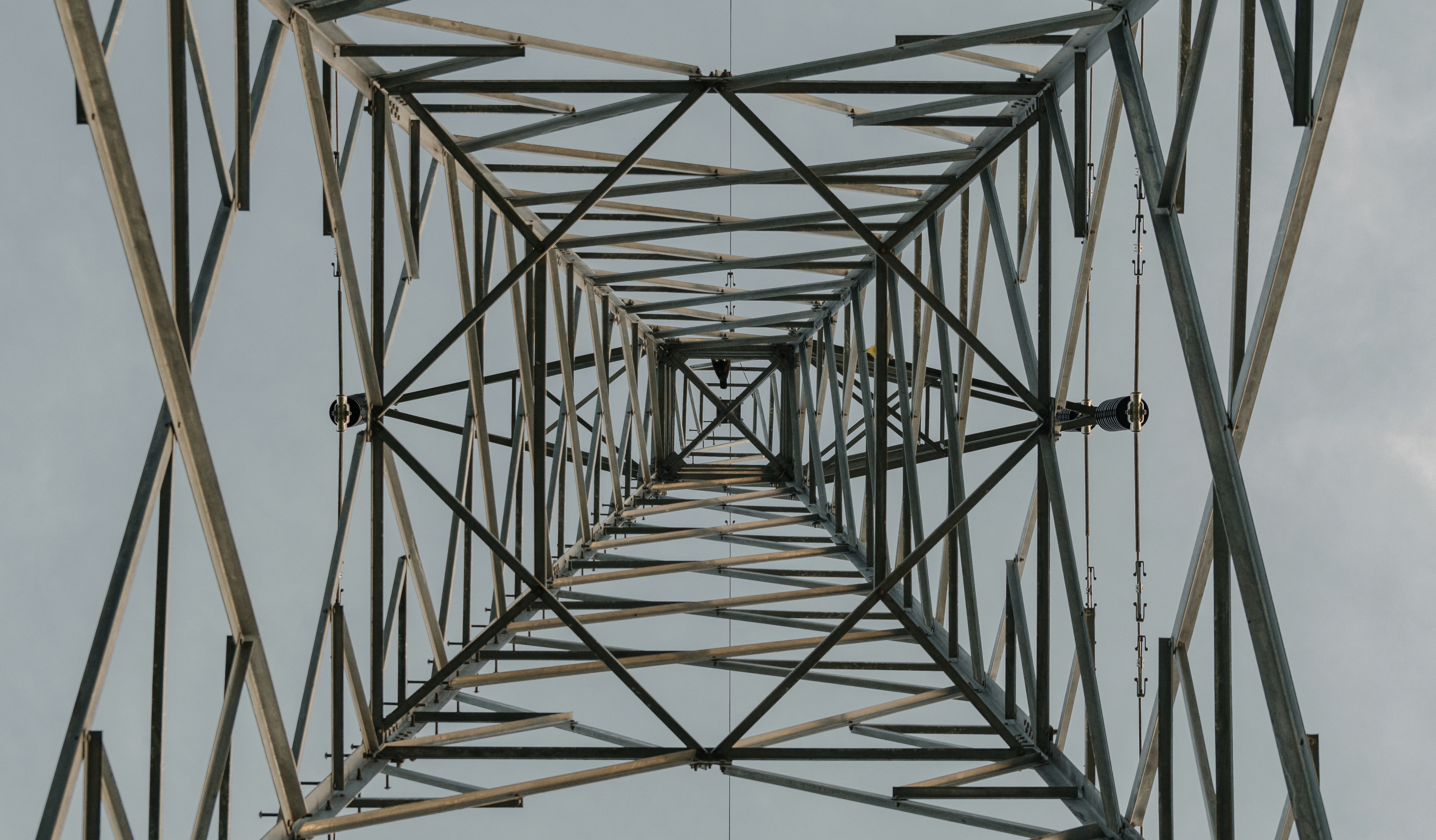 Vanishing Point of Steel: A Crisscross Tower Reaches Toward the Sky