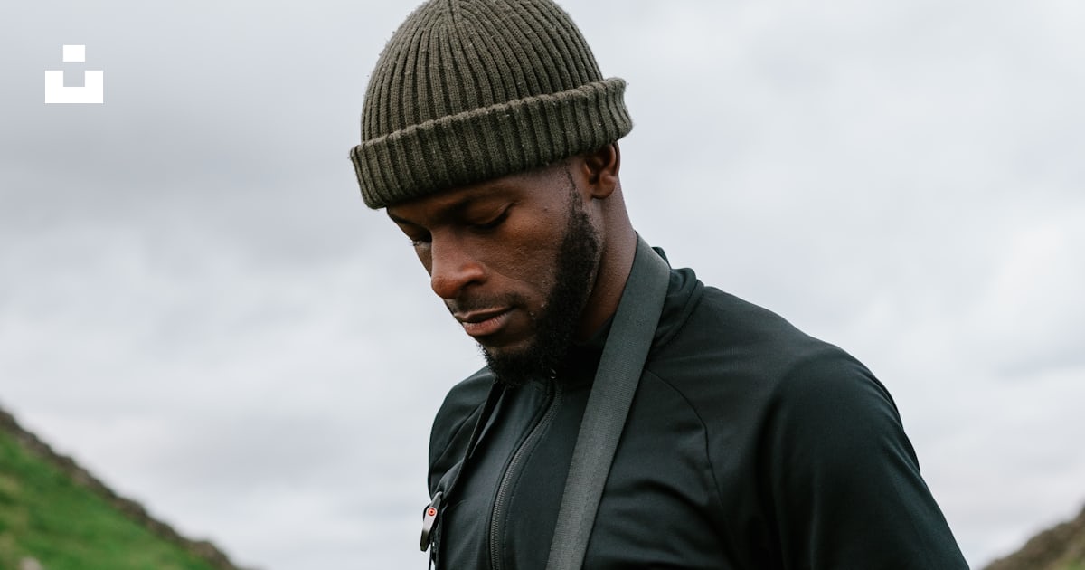 Foto Hombre Con Chaqueta Negra Sosteniendo Una Cámara Dslr Negra