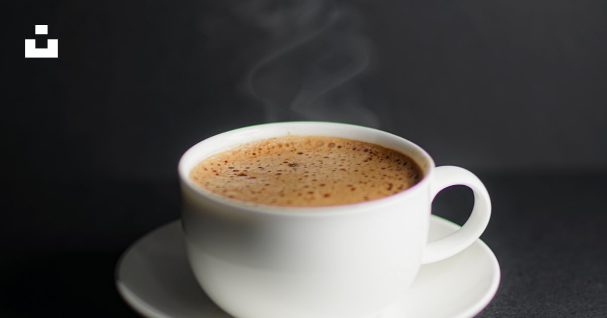 Tasse En Céramique Blanche Sur Soucoupe En Céramique Blanche Photo