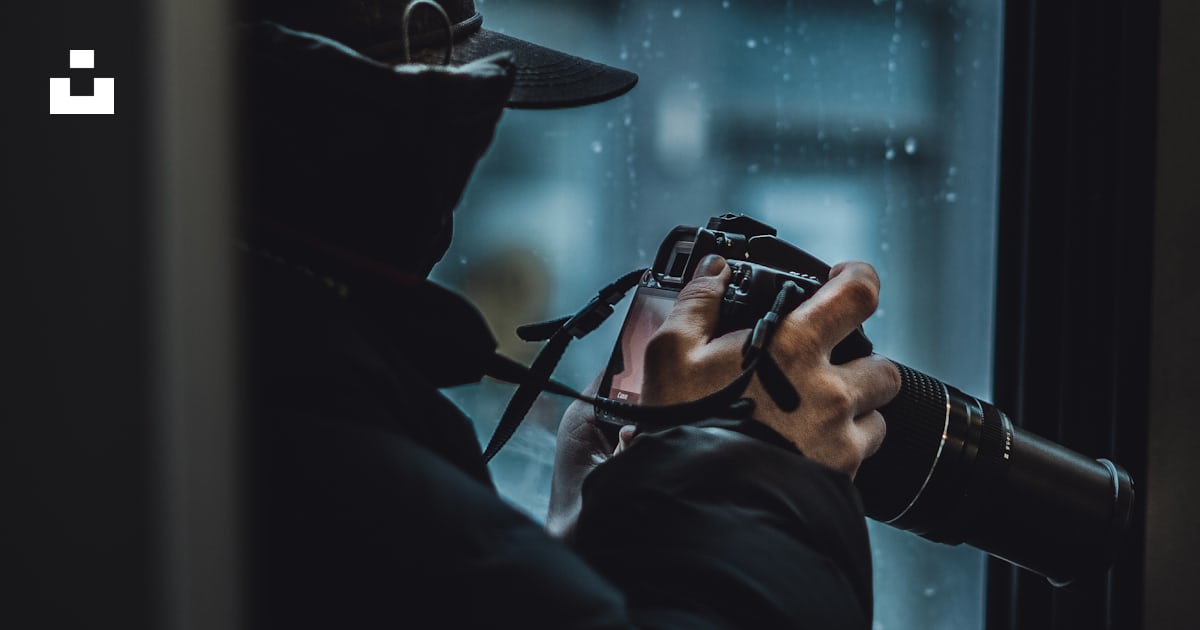 검은 Dslr 카메라를 들고 검은 까마귀를 입은 사람 사진 Unsplash의 무료 사진 이미지
