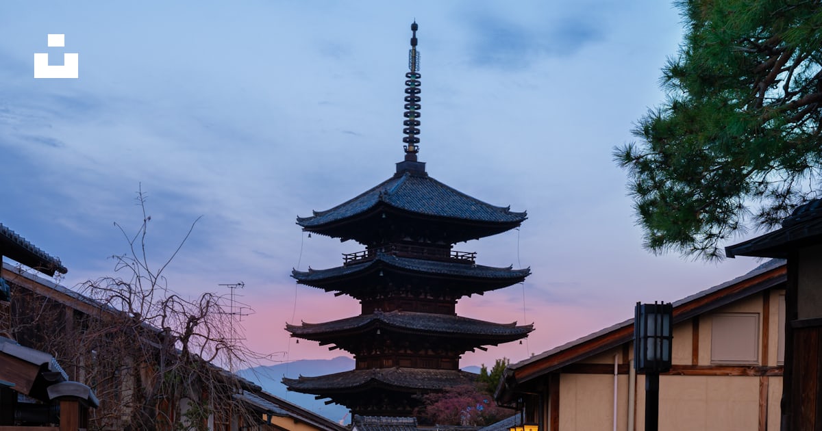 日中の木々の近くの茶色と黒の寺院の写真 Unsplashの無料寺写真