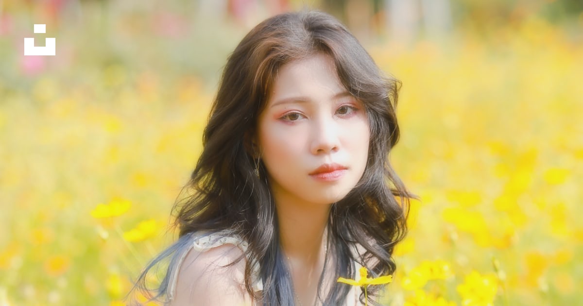 낮 동안 노란 꽃밭에 서 있는 하얀 꽃 드레스를 입은 여자 사진 Unsplash의 무료 사람 이미지